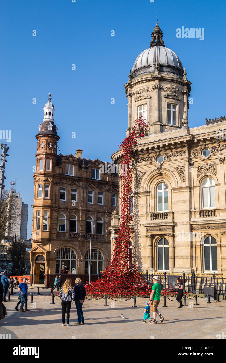 "Weeping Window" poppy art installation by Paul Cummins and Tim Piper ...