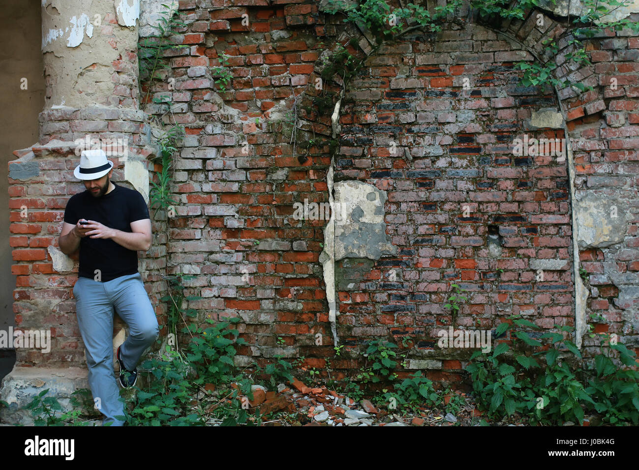 old brick wall man stand Stock Photo - Alamy