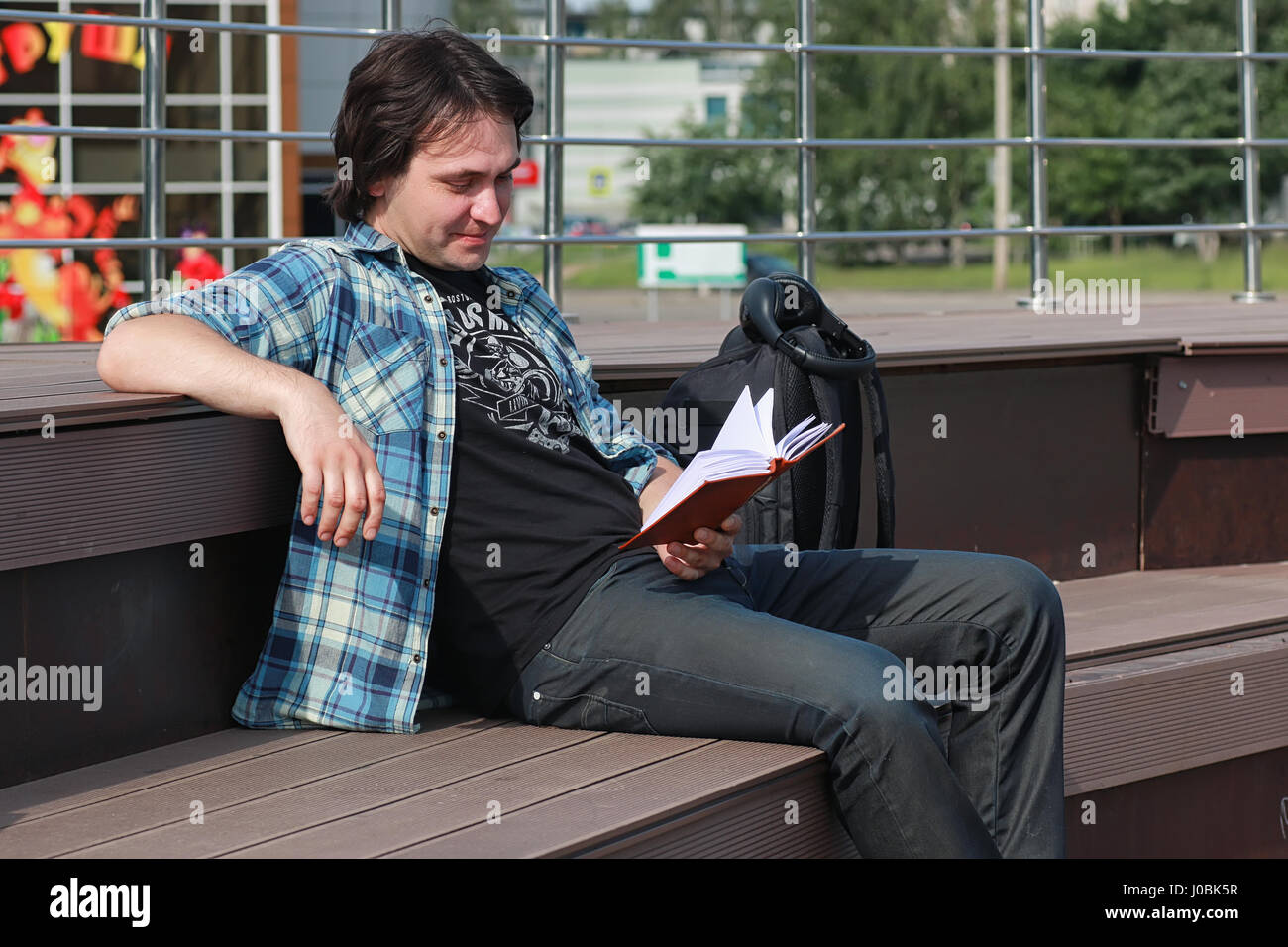 student outdoor learn alone Stock Photo - Alamy