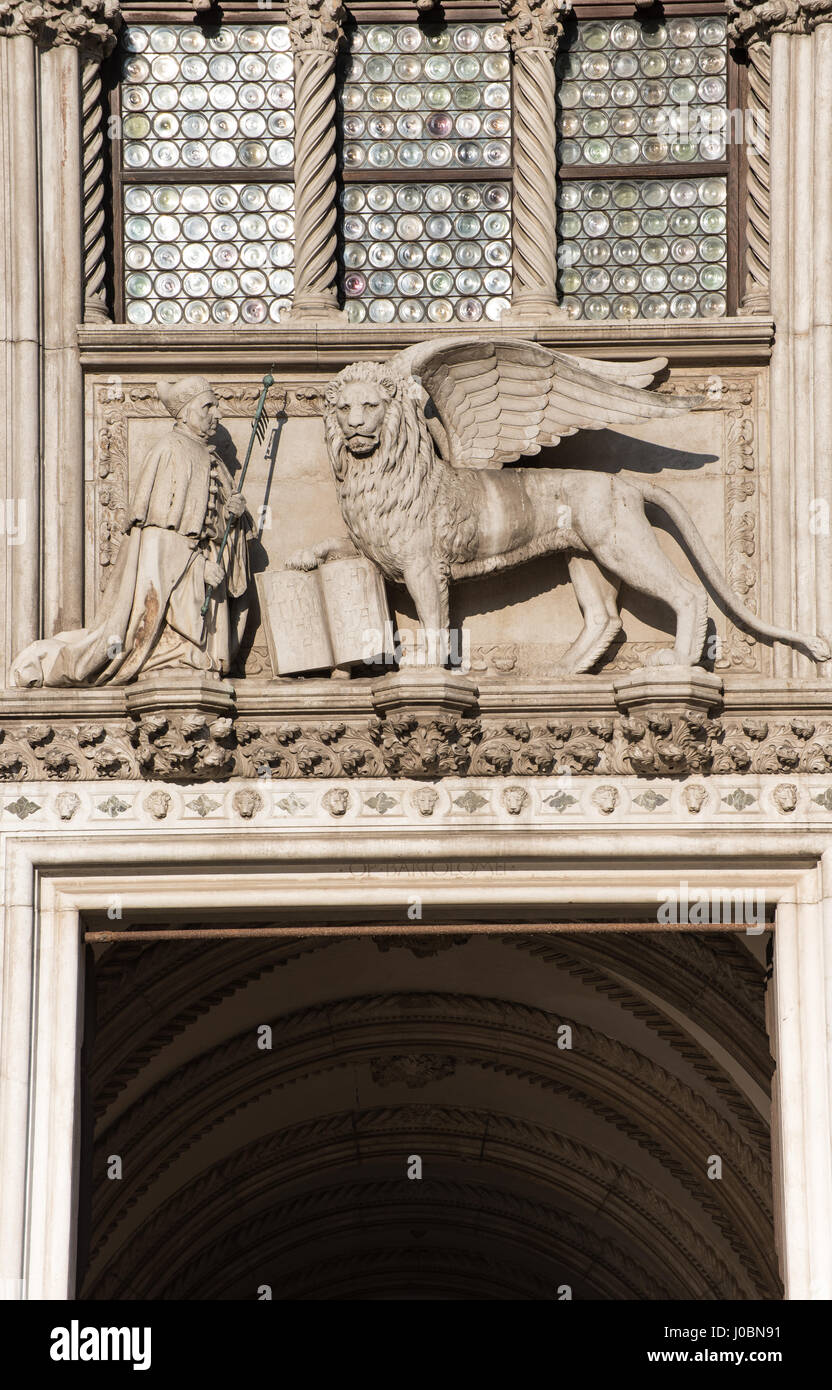 Winged Lion and Doge statue on Doge Palace, Venice Stock Photo - Alamy