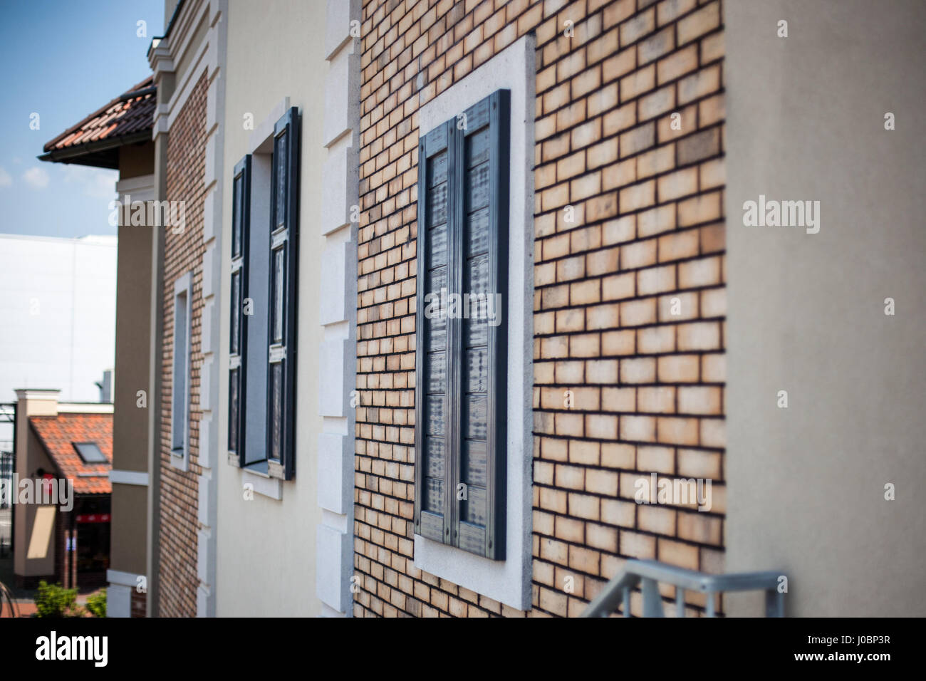 Wall with windows in a new brick house Stock Photo - Alamy