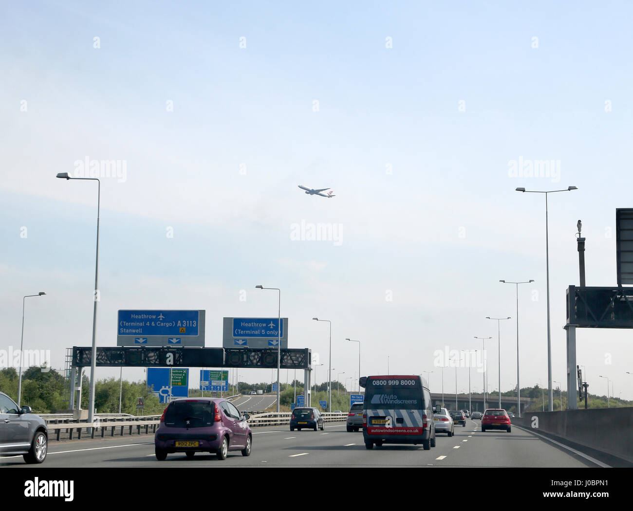 Surrey England British Airways Aeroplane flying over busy M25 Stock ...