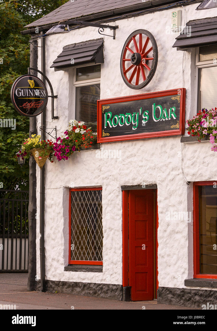 GLENTIES, DONEGAL, IRELAND - Roddy's Bar exterior Stock Photo - Alamy