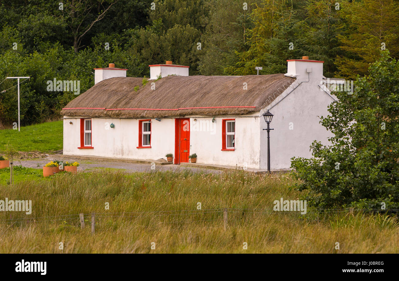 DONEGAL, IRELAND - Thatch roof house Stock Photo - Alamy