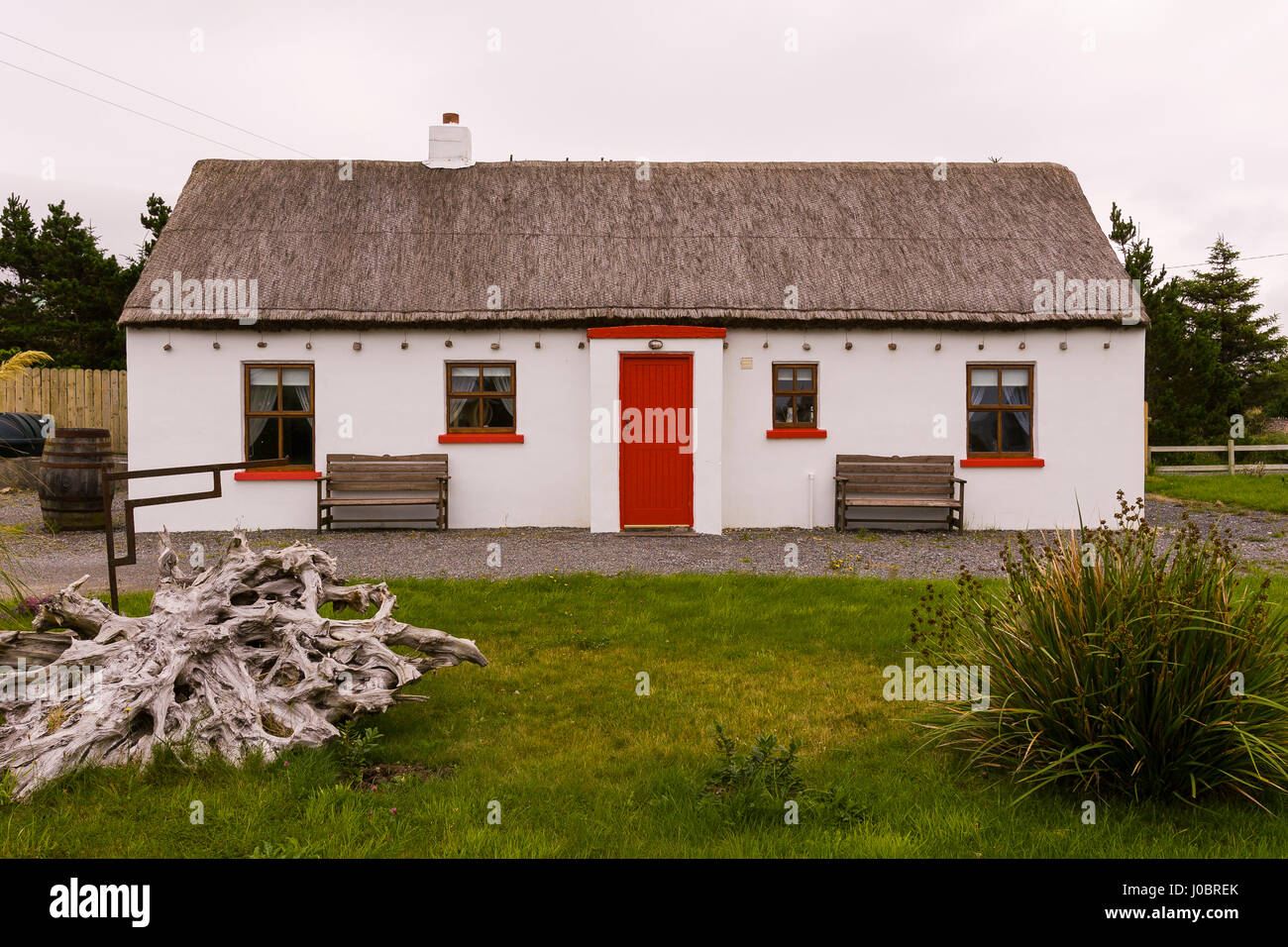 DONEGAL, IRELAND - Thatch roof house Stock Photo - Alamy