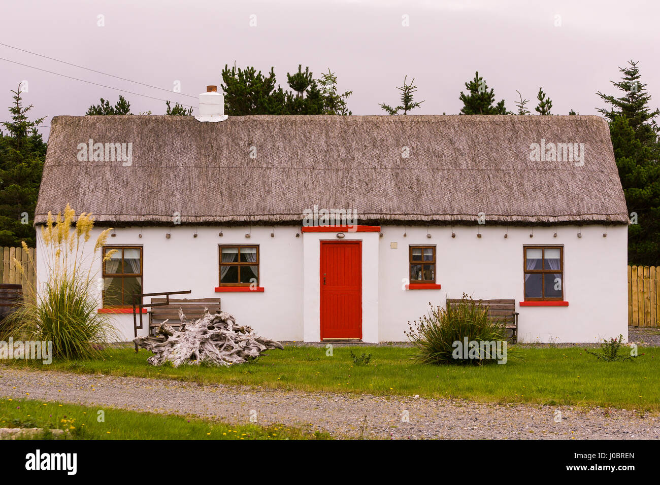 DONEGAL, IRELAND - Thatch roof house Stock Photo - Alamy