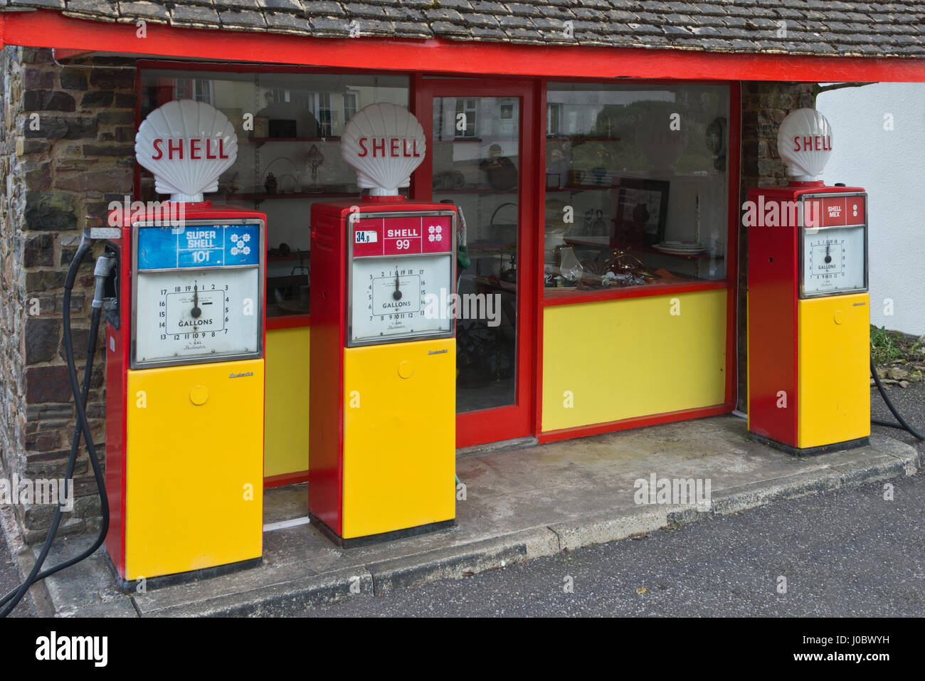Old yellow shell petrol pump hi-res stock photography and images - Alamy