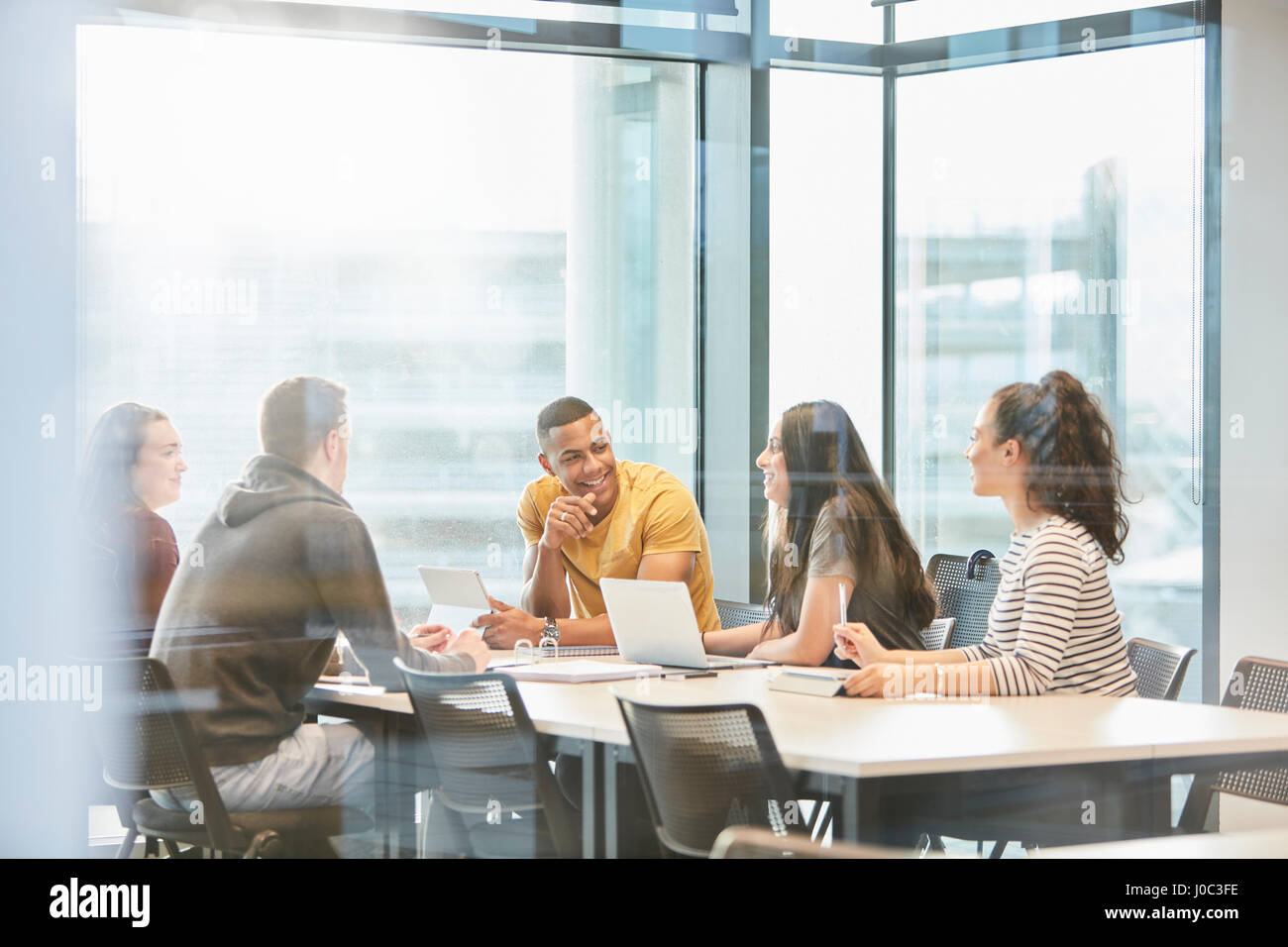 Asian group study hi-res stock photography and images - Alamy
