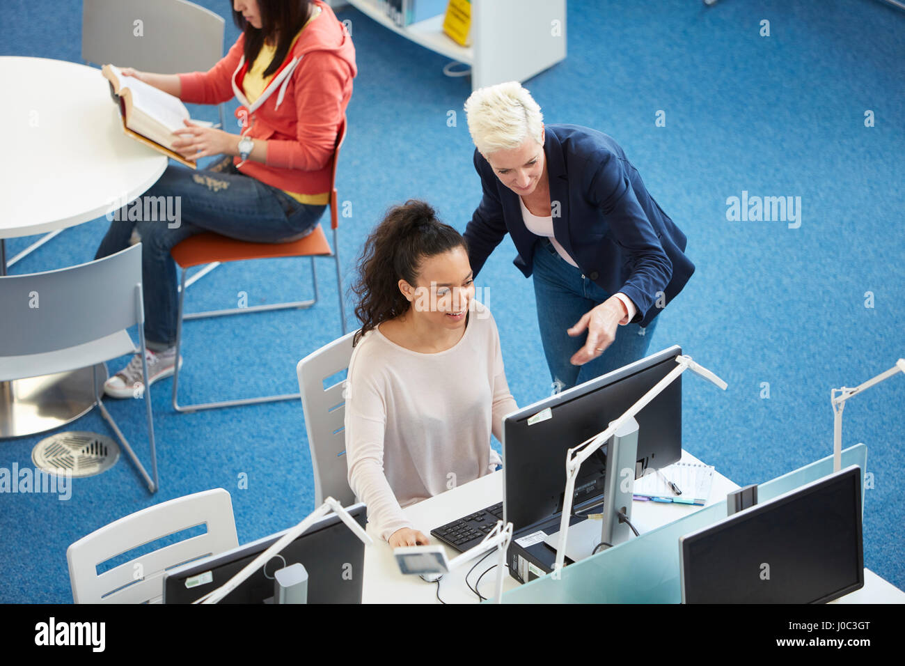Students working computer library hi-res stock photography and images ...