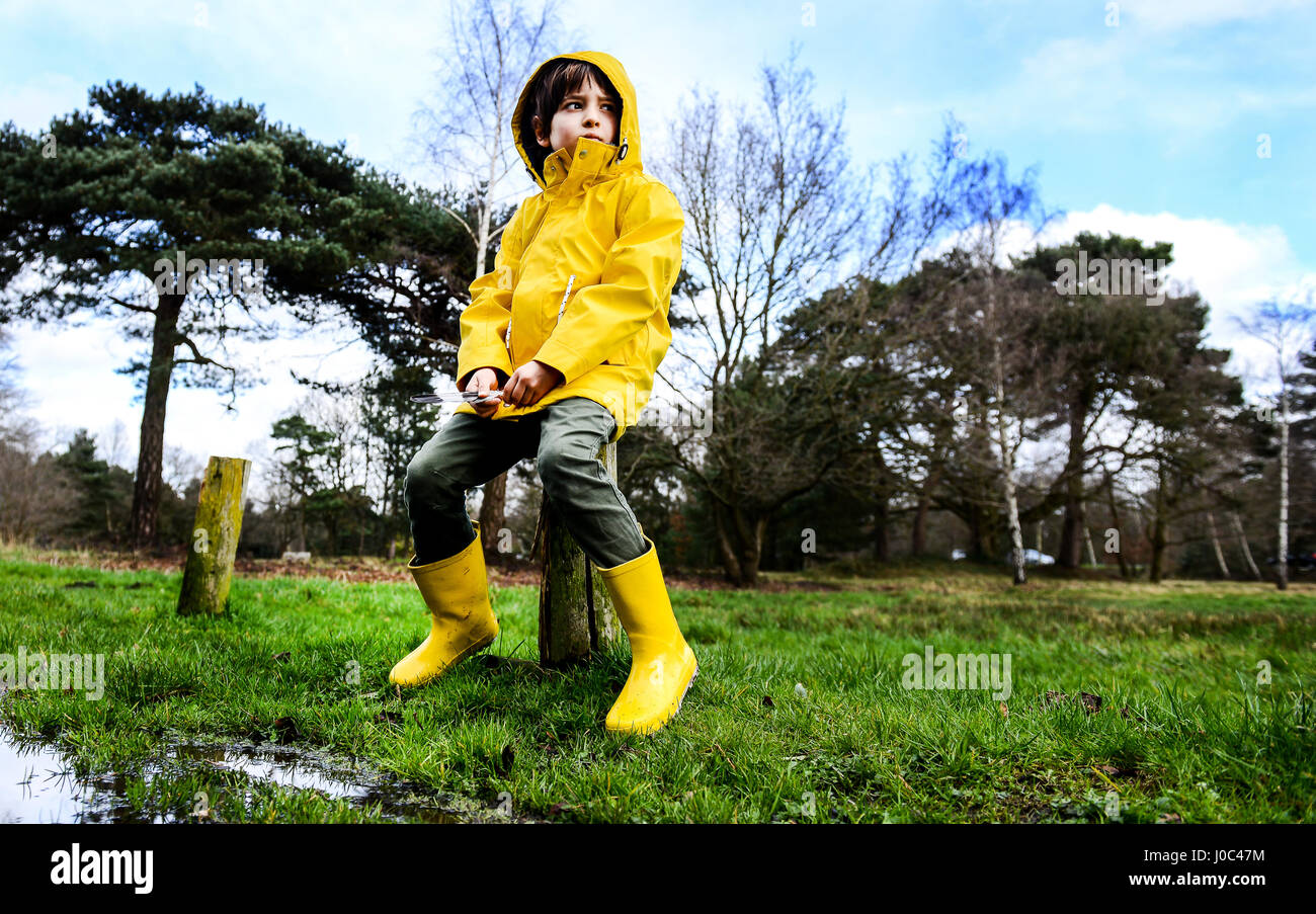 Yellow anorak coat hi-res stock photography and images - Alamy