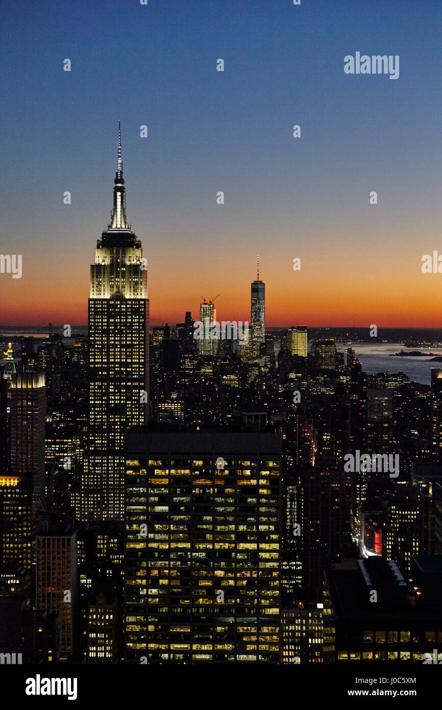 City building rooftop night hi-res stock photography and images - Alamy