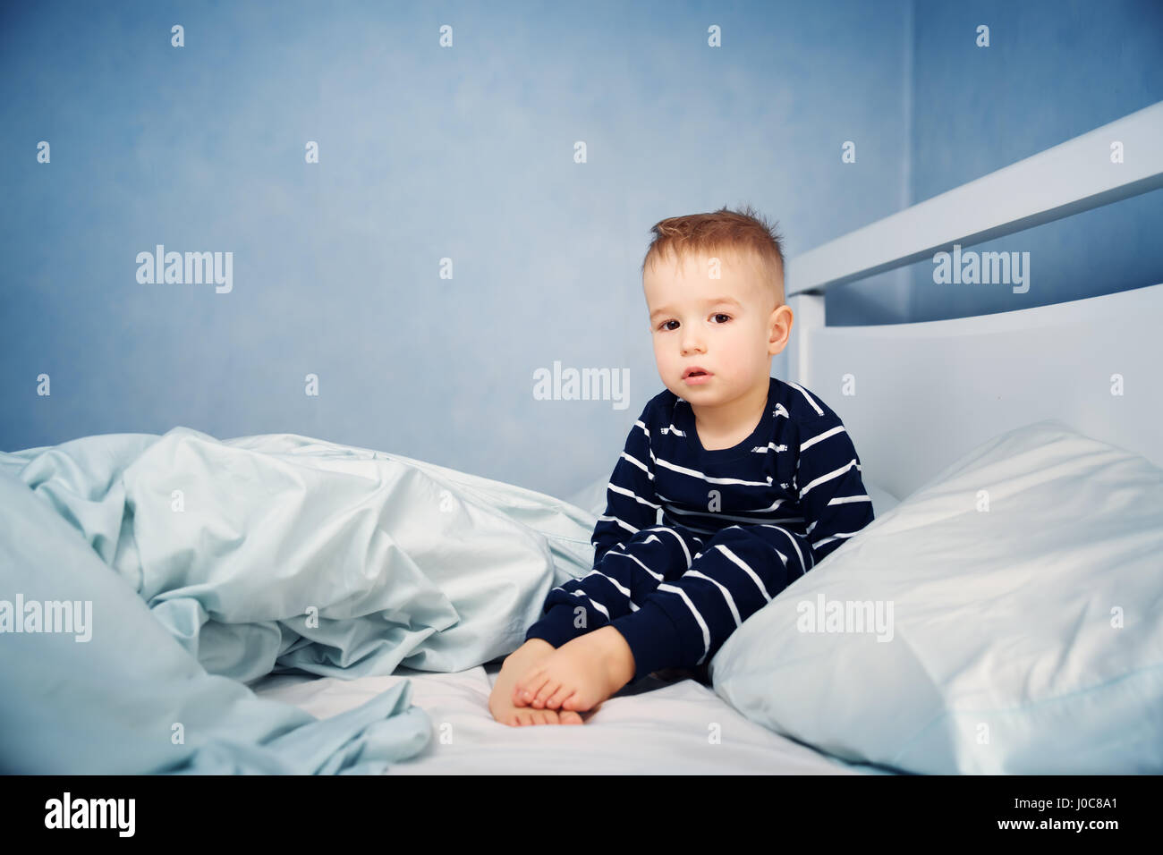 Sleepy kid hi-res stock photography and images - Alamy