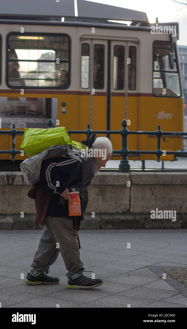 Elderly homelessness hi-res stock photography and images - Alamy