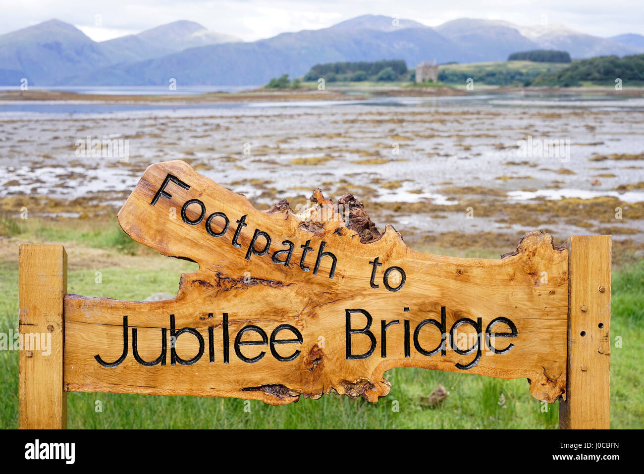 Sign for footpath to Jubilee Bridge, with Castle Stalker in the ...