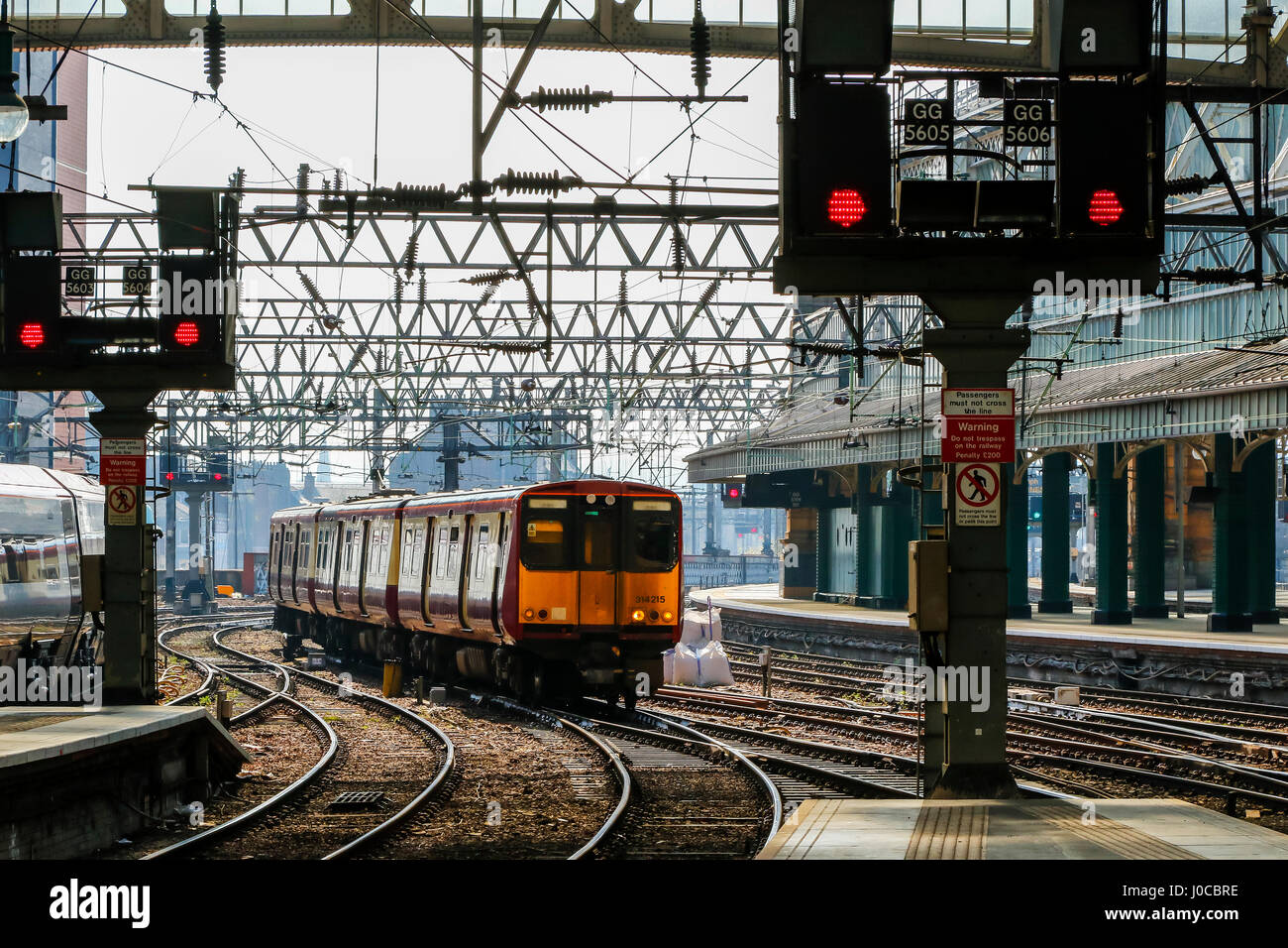 Overhead railroad signals hi-res stock photography and images - Alamy