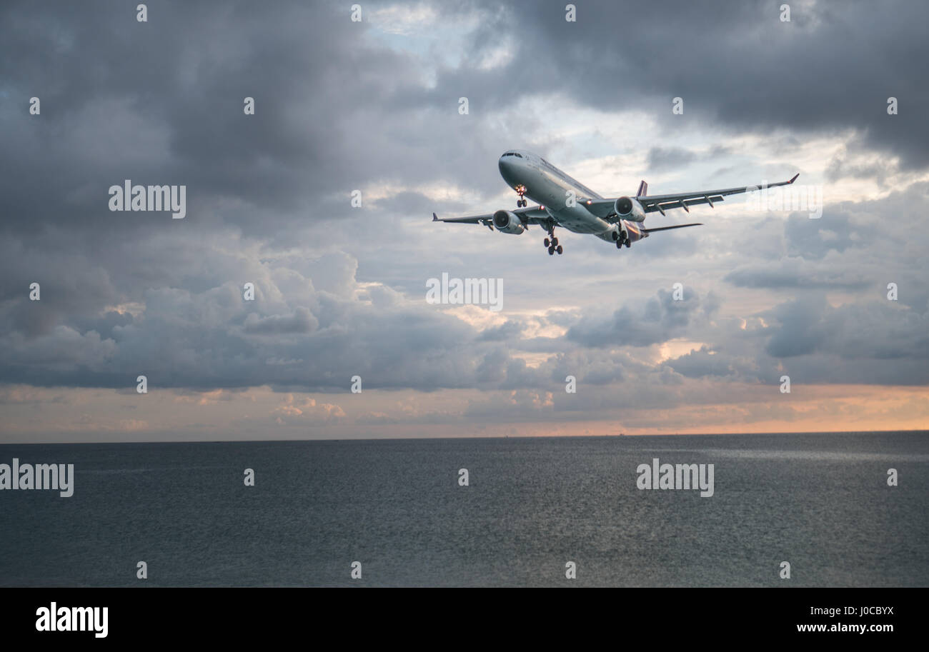 Aeroplane landing over water hi-res stock photography and images - Alamy