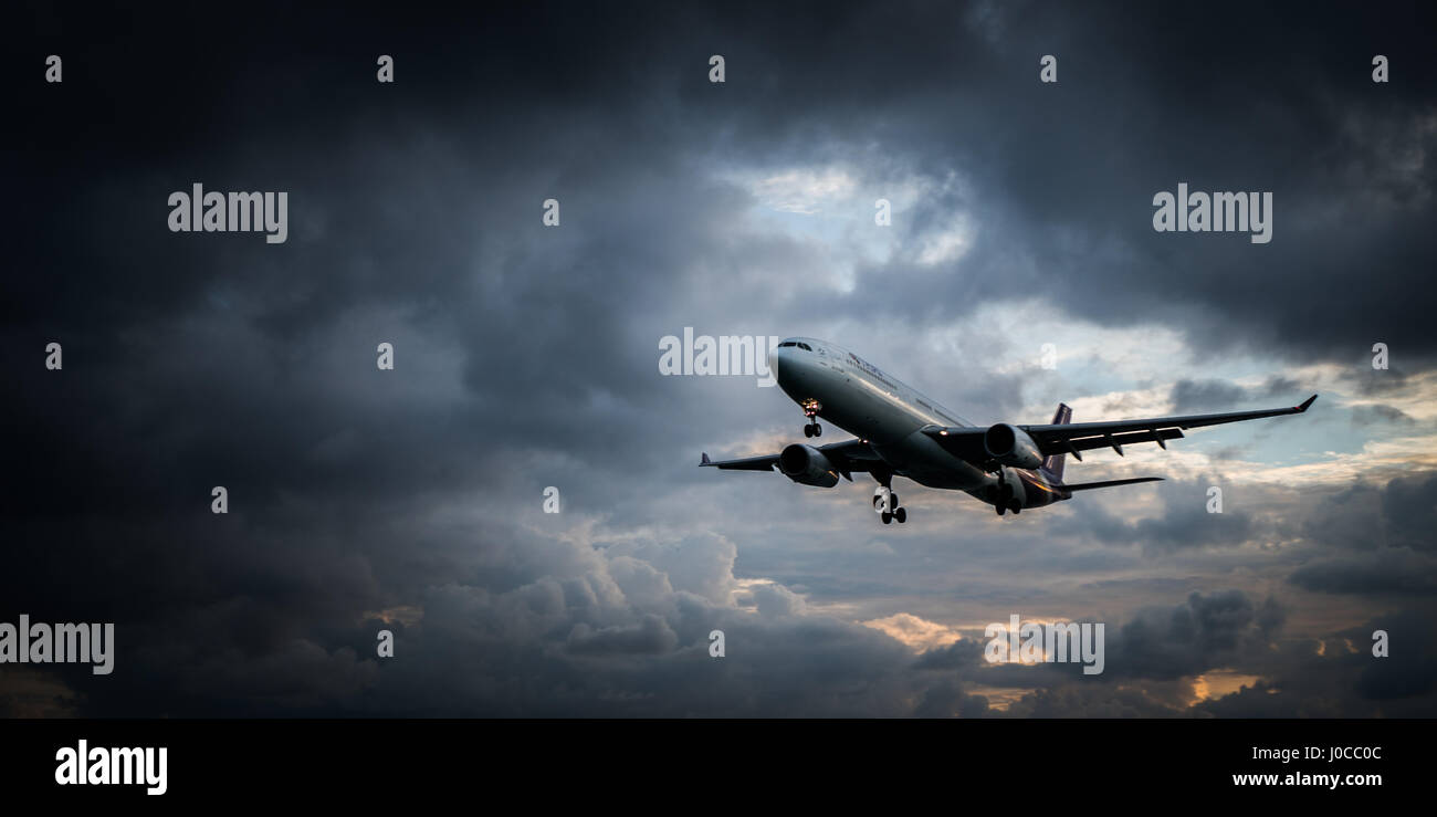 Aeroplane landing over water hi-res stock photography and images - Alamy