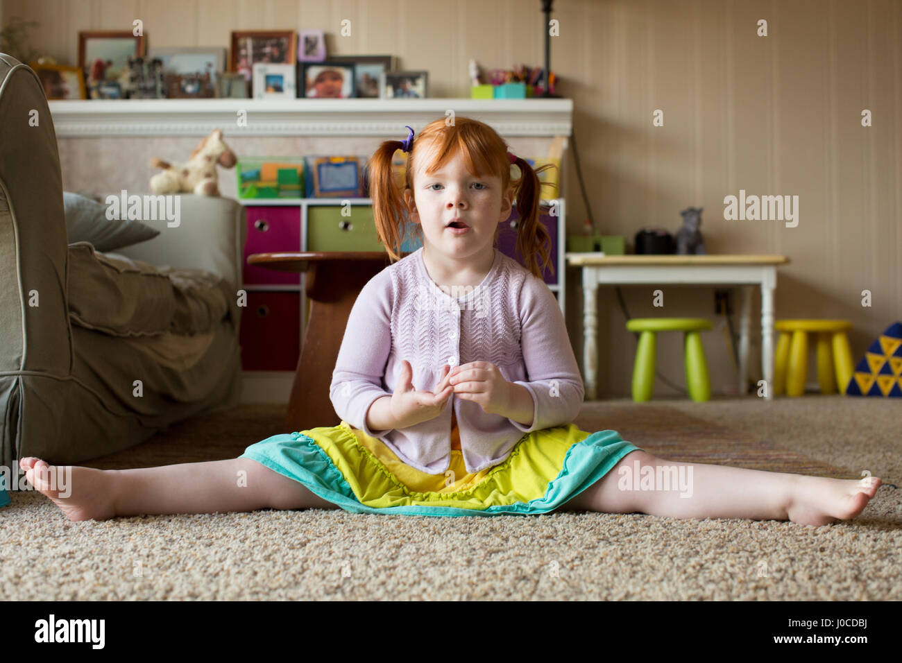 Child split legs hi-res stock photography and images - Alamy