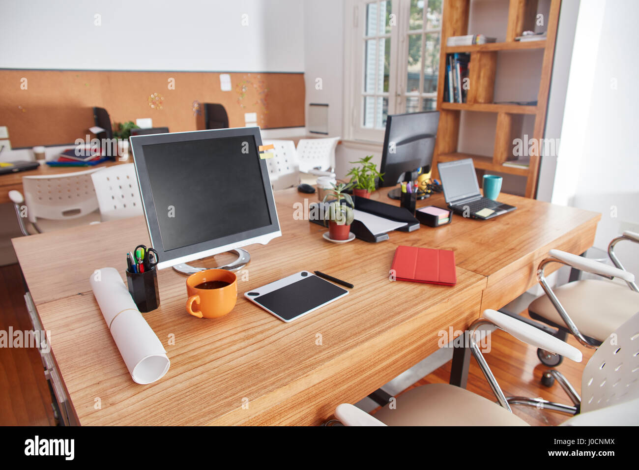 Coworking desk hi-res stock photography and images - Alamy