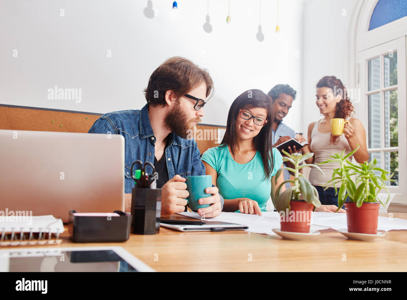 Teamwork planning hi-res stock photography and images - Alamy