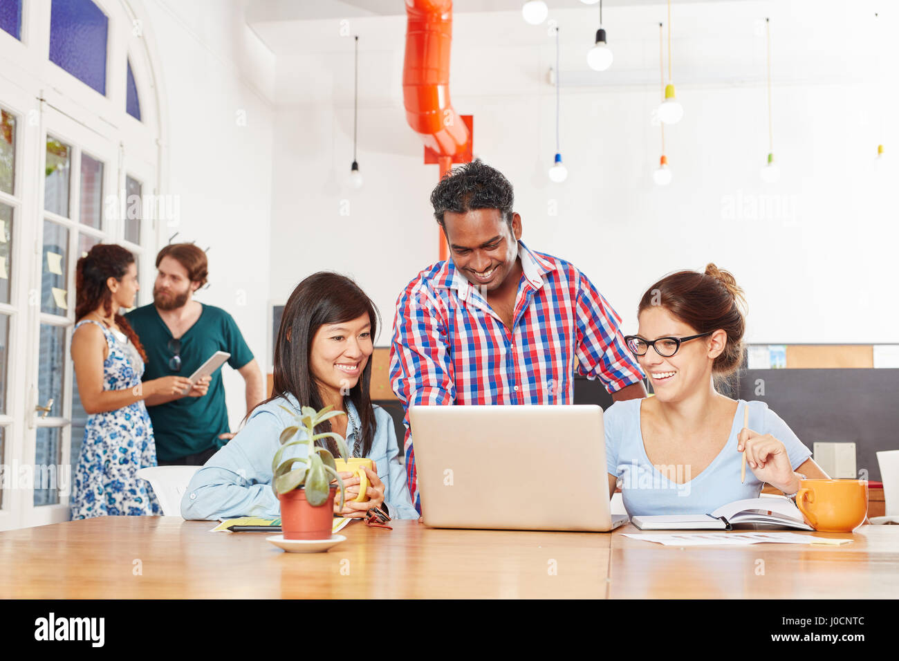 Team coworking hi-res stock photography and images - Alamy