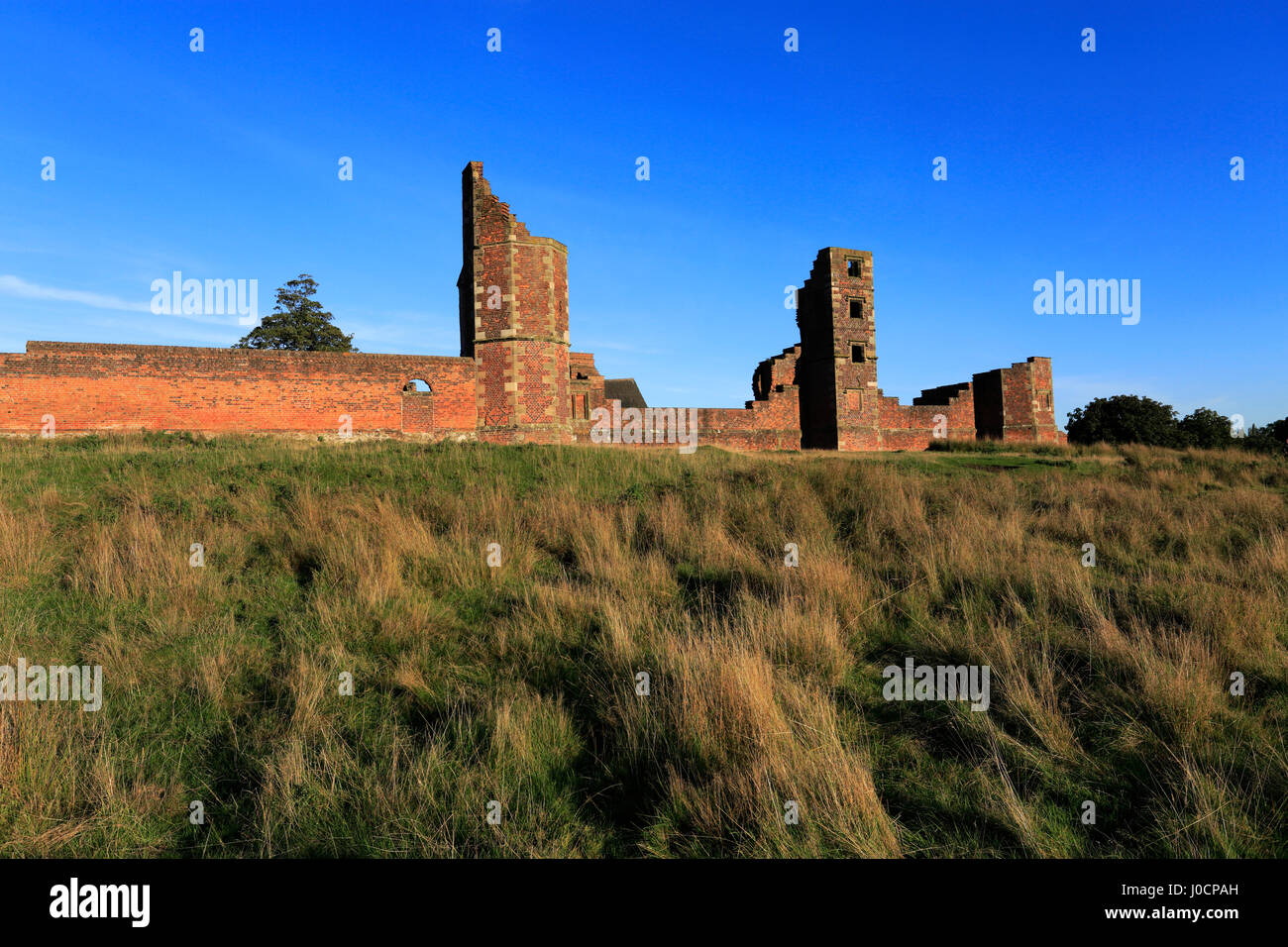 Bradgate park leicestershire ruins bradgate hi-res stock photography ...