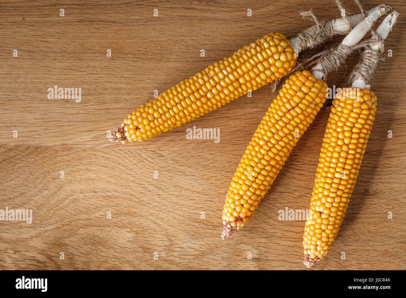 wooden table with corn on the cob with copy space Stock Photo - Alamy