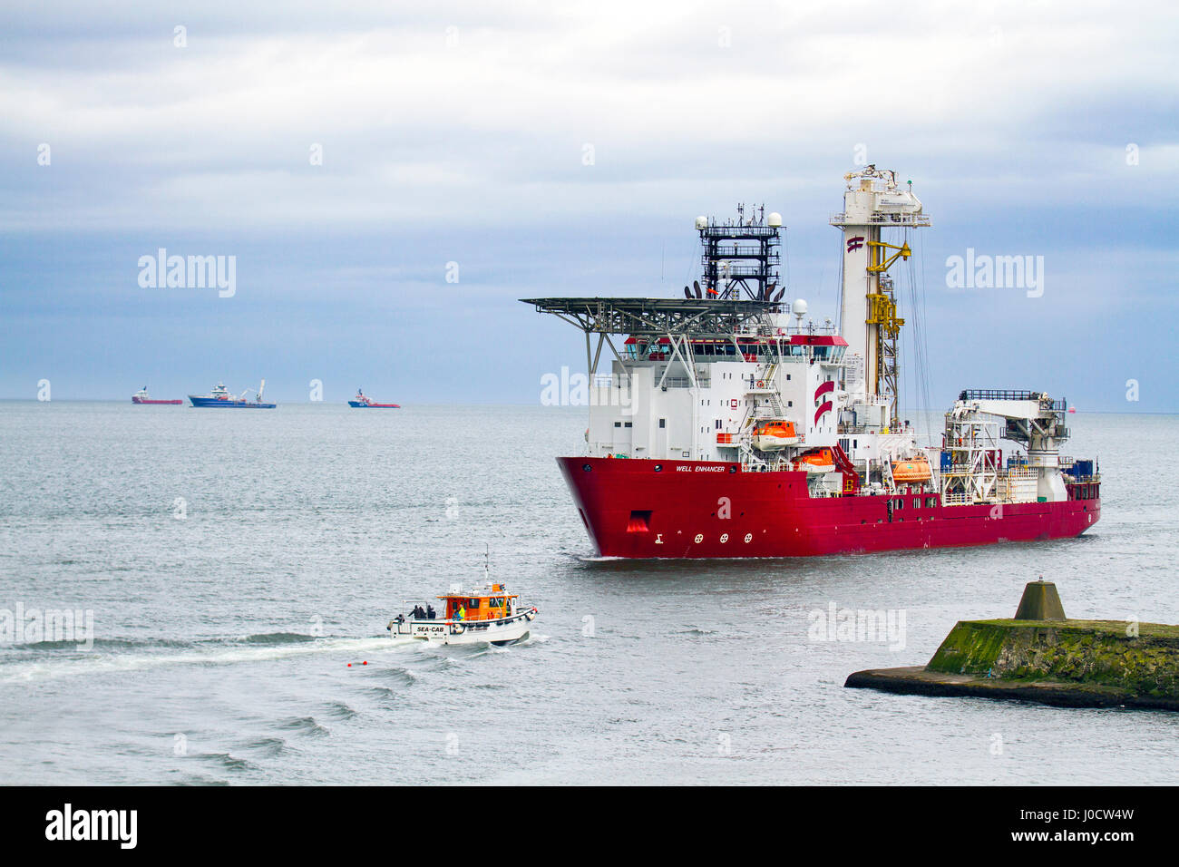 Oil rig supply boats aberdeen hi-res stock photography and images - Alamy
