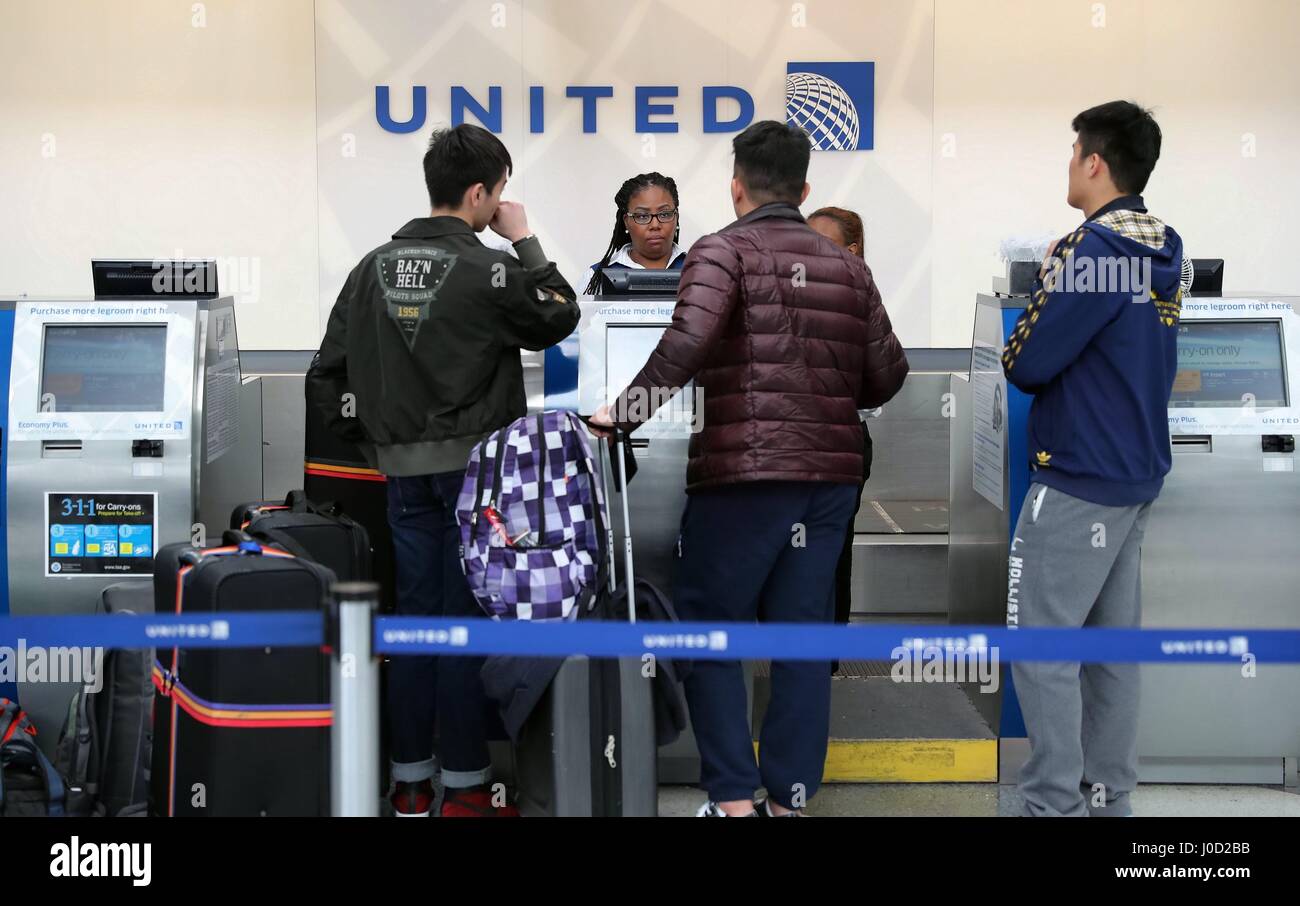 United airlines check in counter hi-res stock photography and images ...