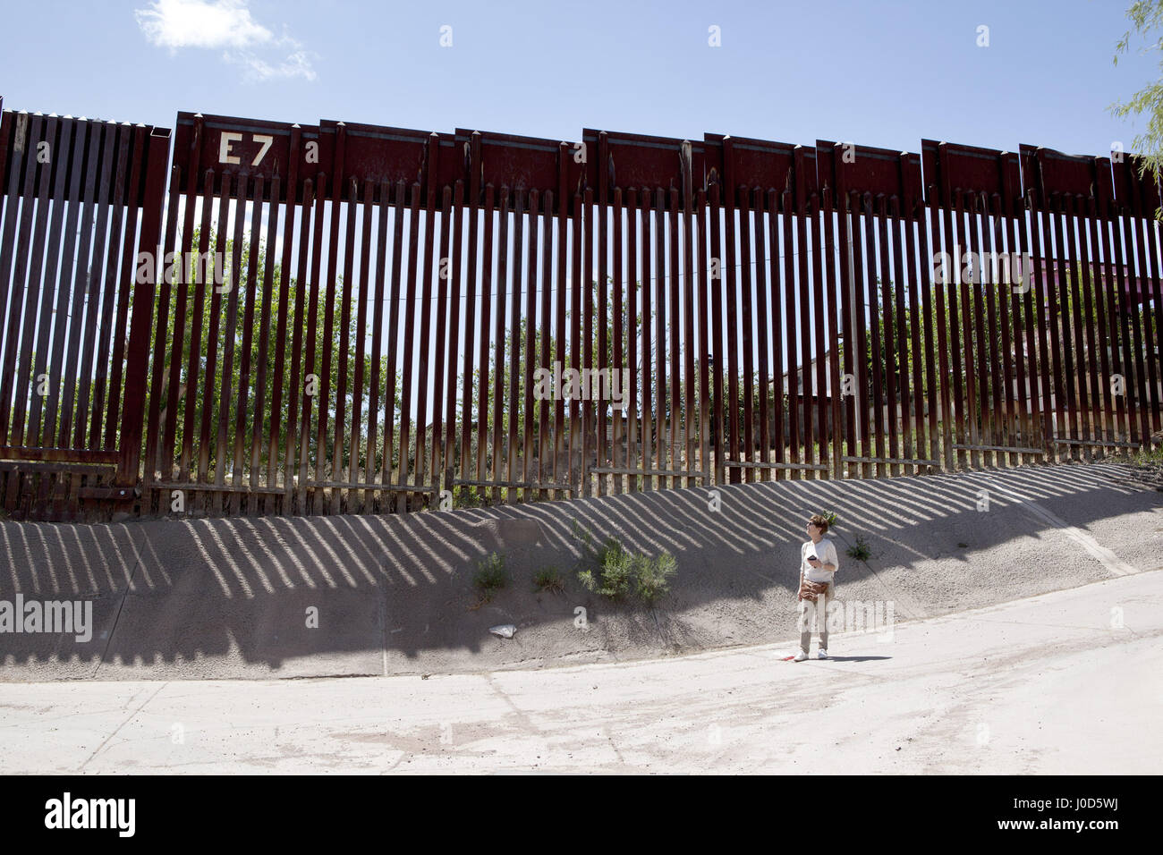 Border wall 75 hi-res stock photography and images - Alamy