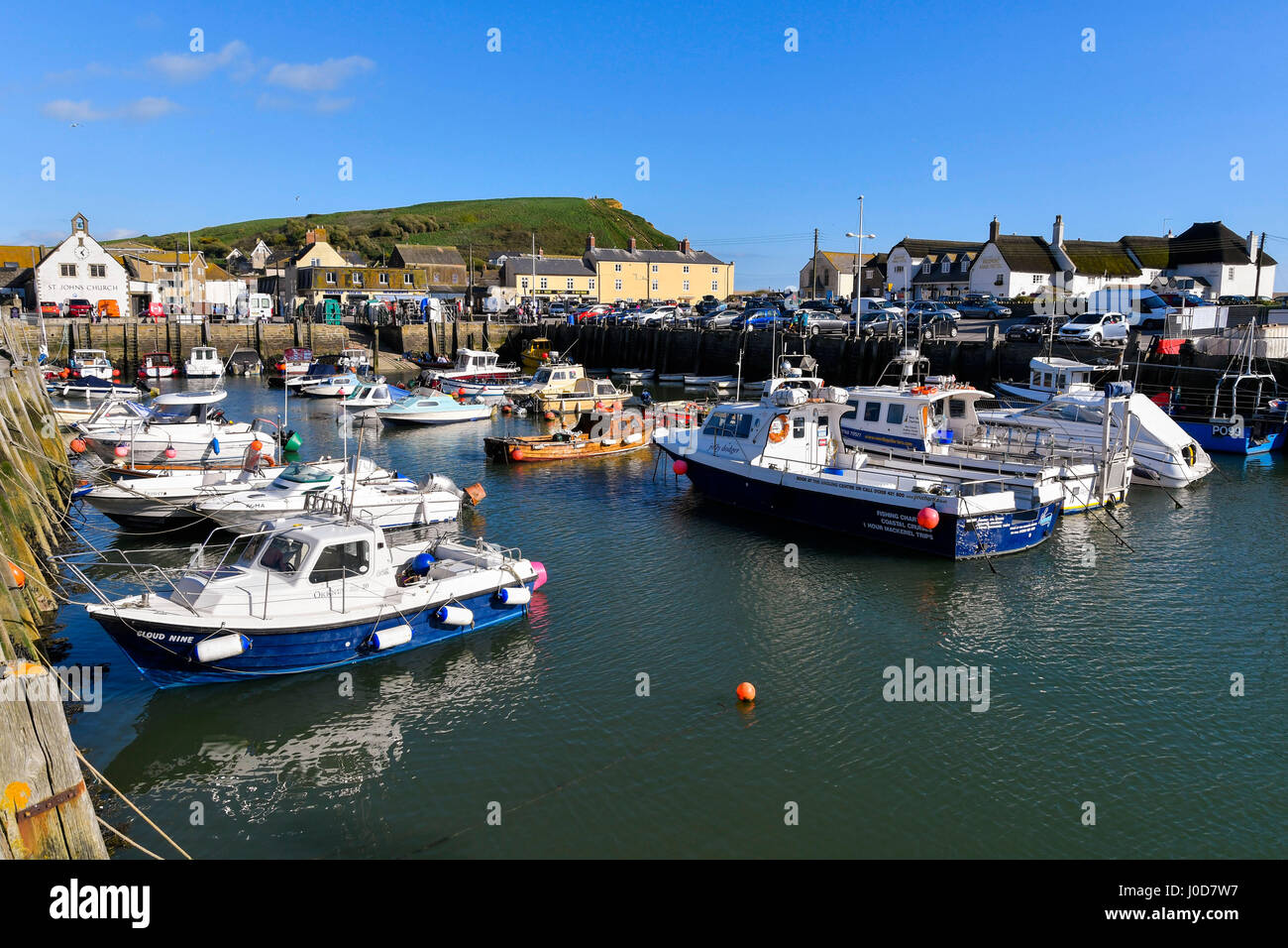 West Bay, Dorset, UK. 12th Apr, 2017. UK Weather. Late afternoon ...