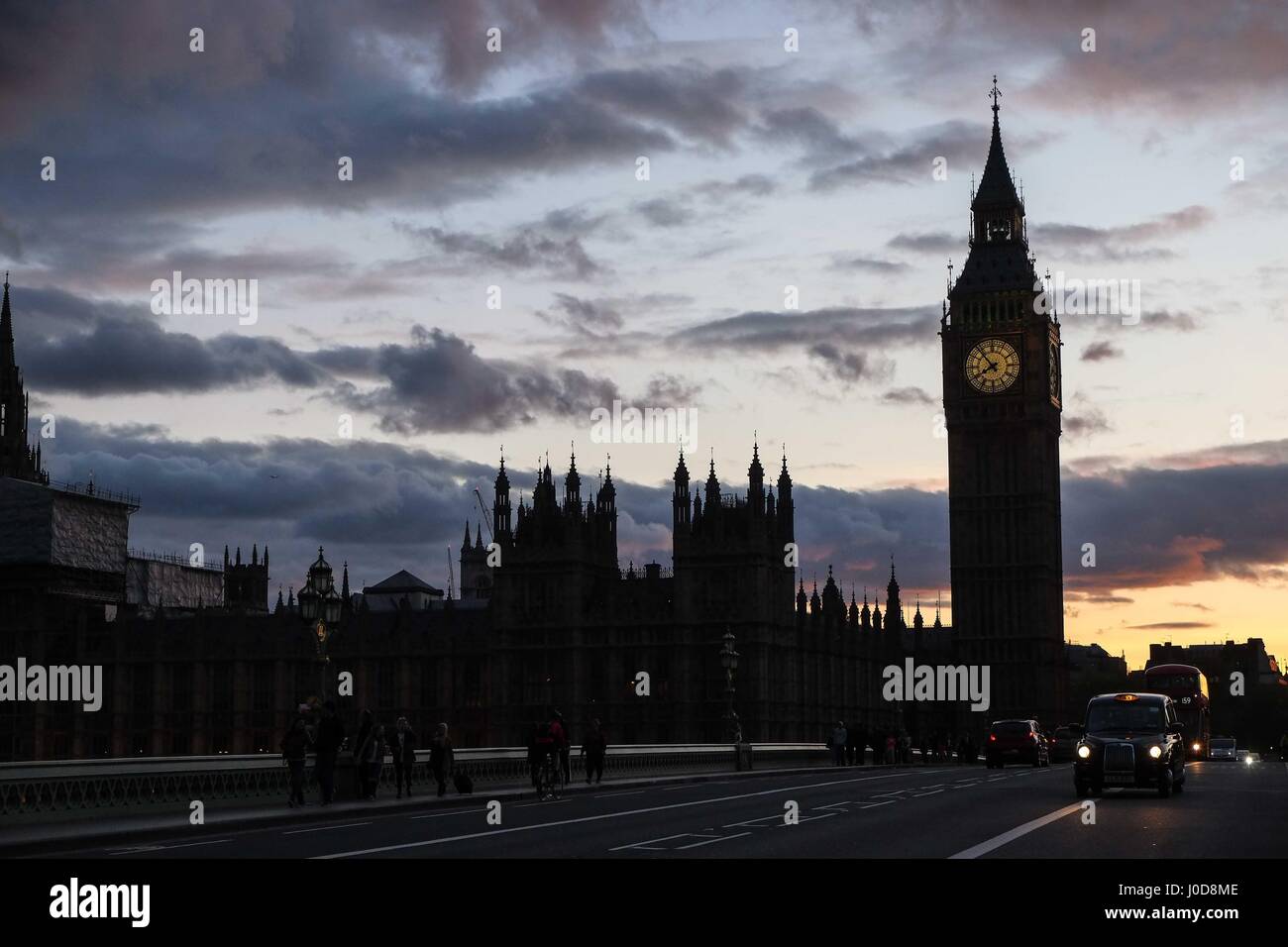 Sunset over london skylines hi-res stock photography and images - Alamy