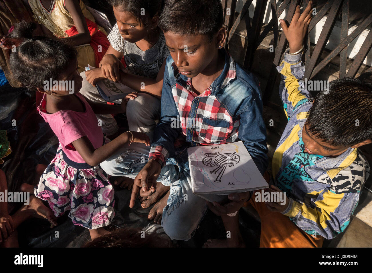 (170412) -- KOLKATA (INDIA), April 12, 2017 (Xinhua) -- Indian street ...