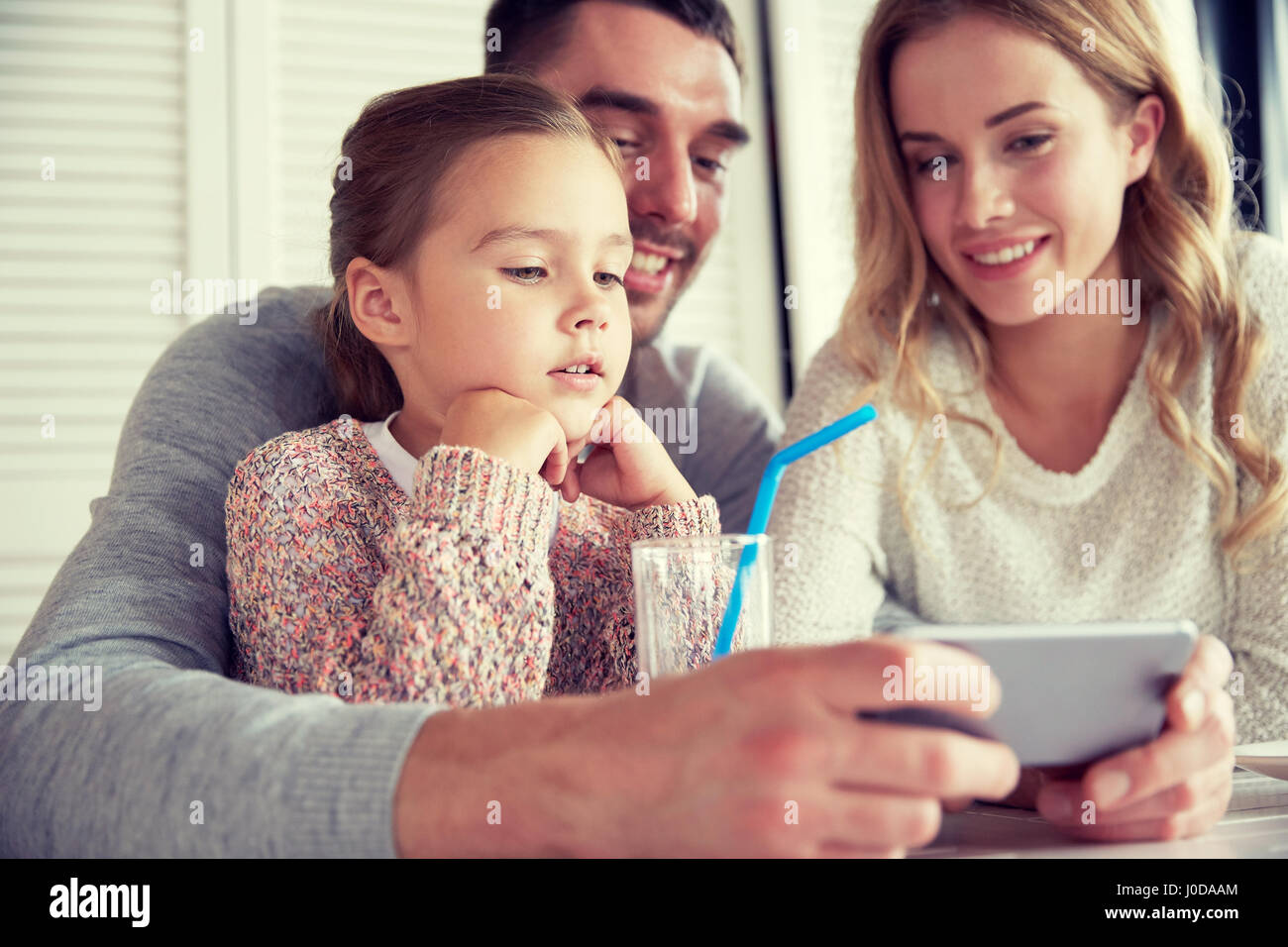 Restaurant family phone hi-res stock photography and images - Alamy