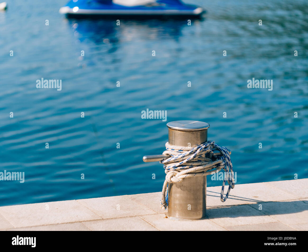 Mooring post on the beach Stock Photo - Alamy