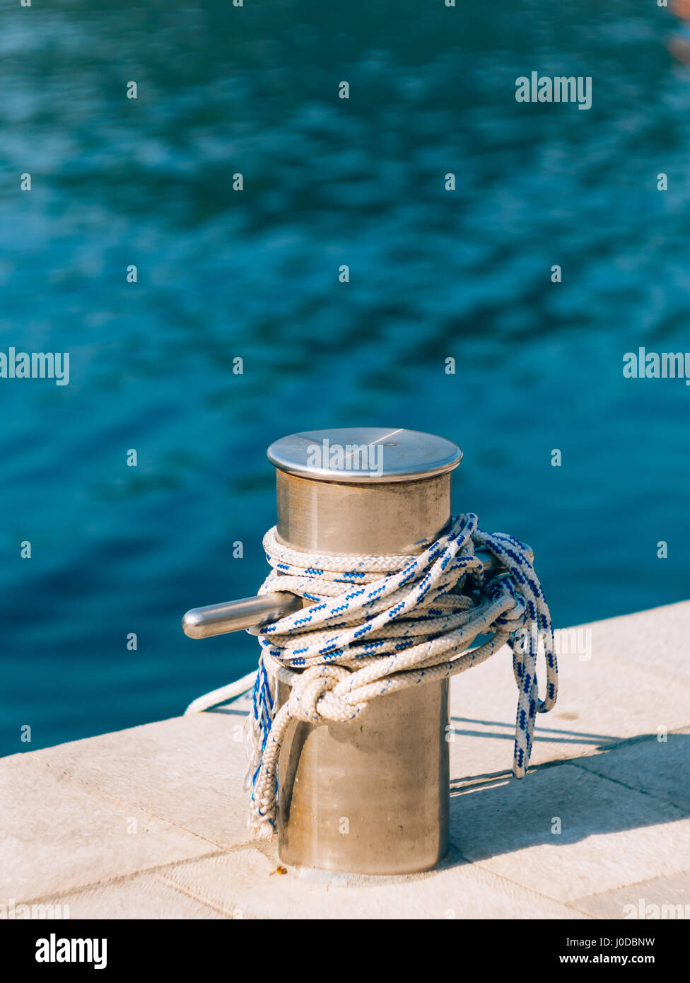 Steel mooring post thick hi-res stock photography and images - Alamy