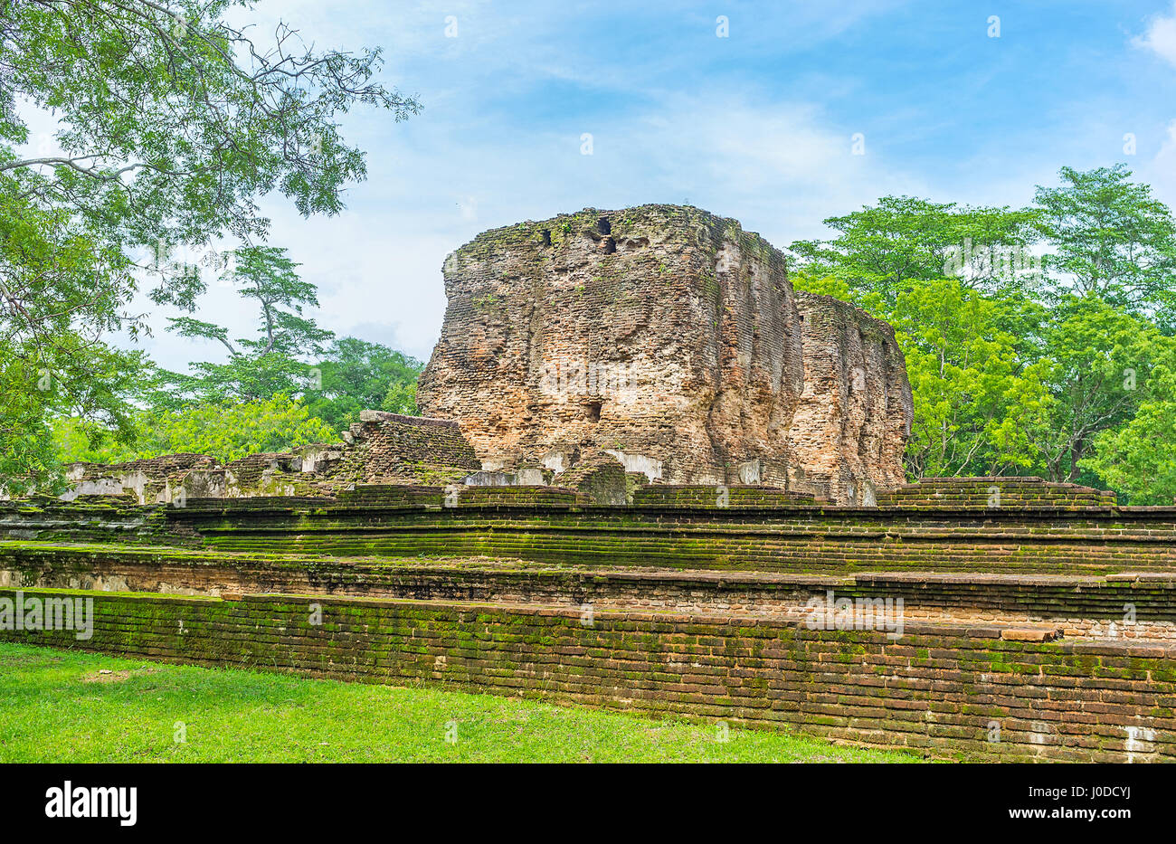 Statue king parakramabahu polonnaruwa sri hi-res stock photography and ...