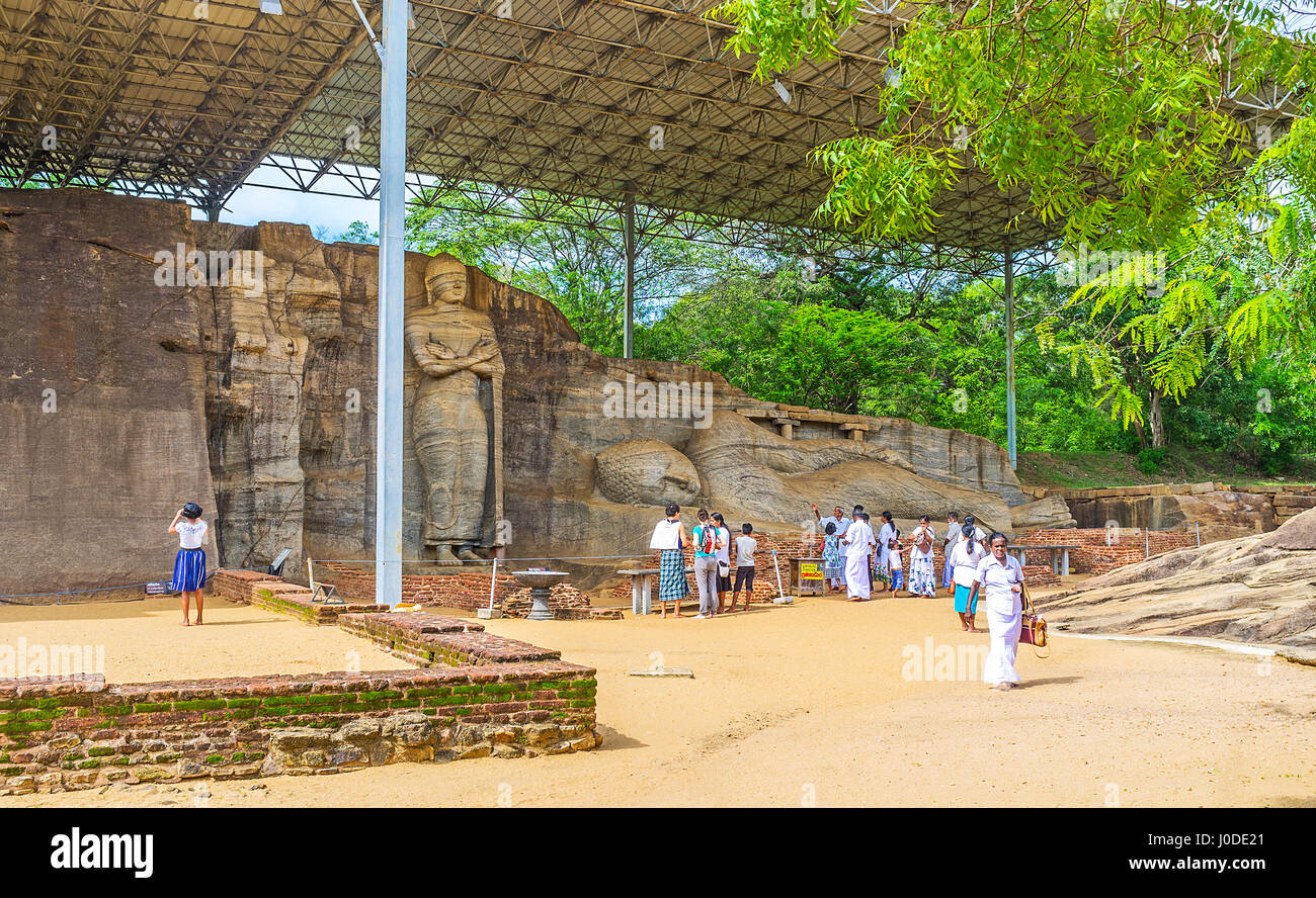 POLONNARUWA, SRI LANKA - NOVEMBER 27, 2016: The groups of tourists ...