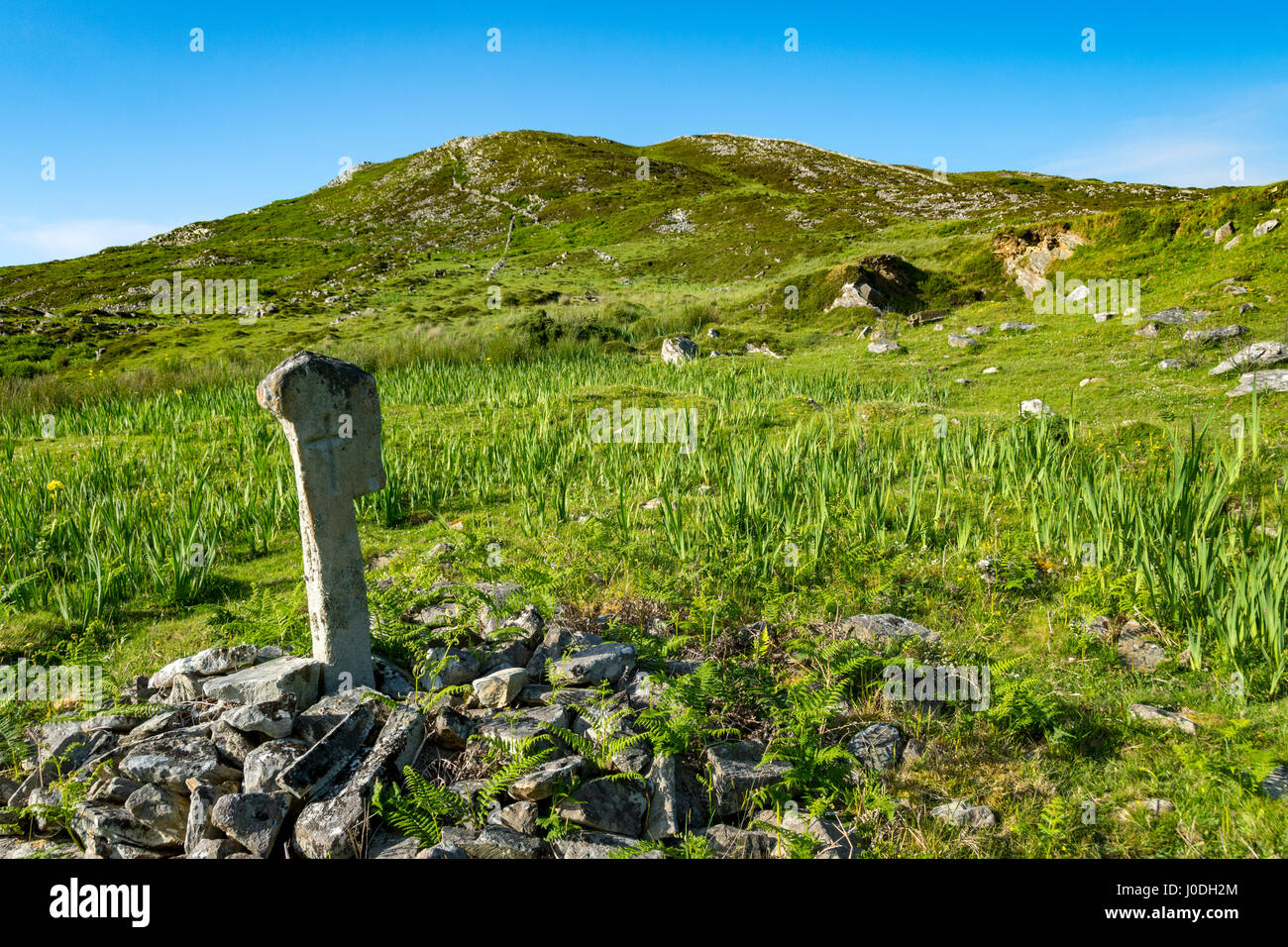 Stone post marked with a cross at the start of the route up Binnion ...