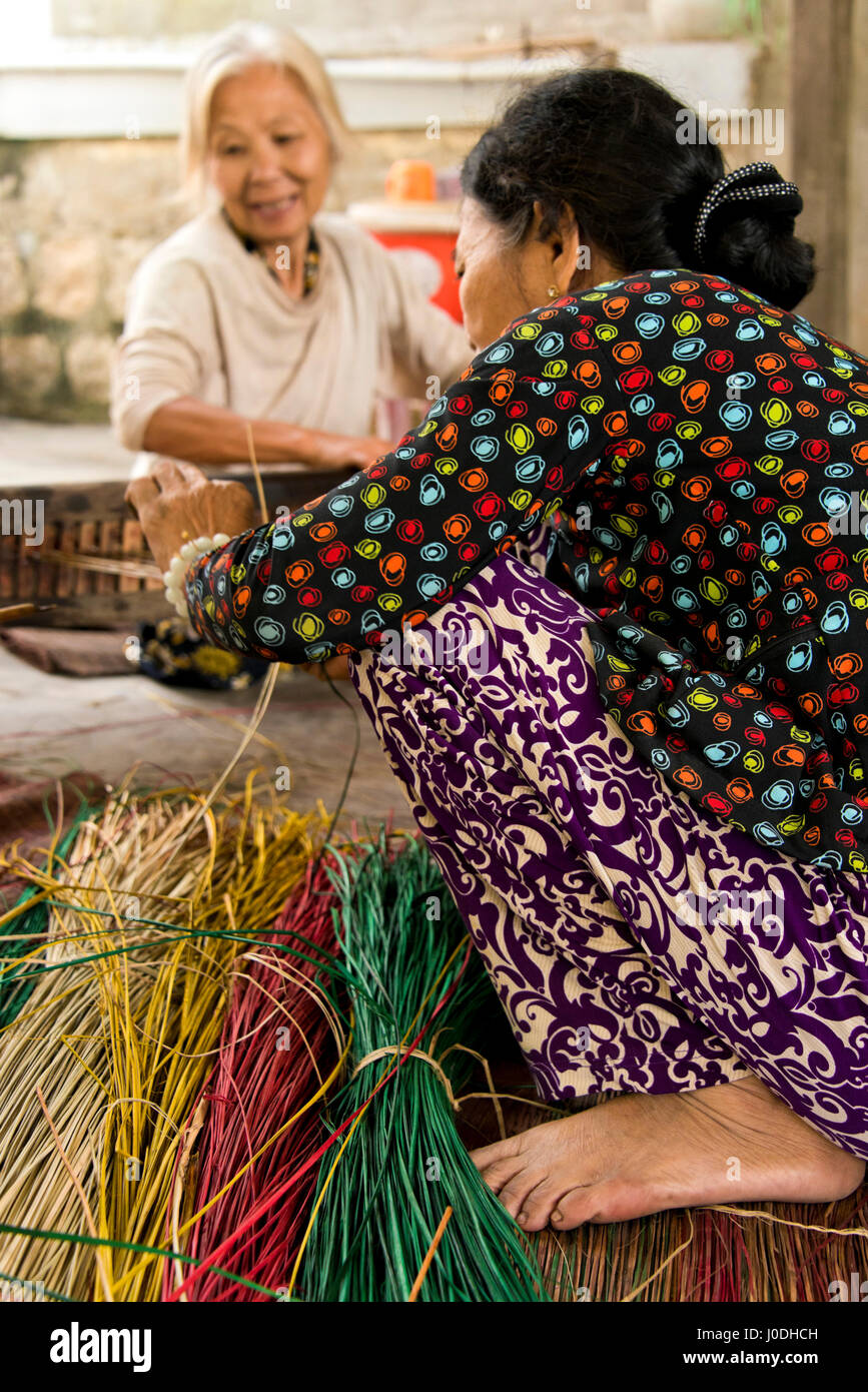 Vietnamese ladies hi-res stock photography and images - Alamy