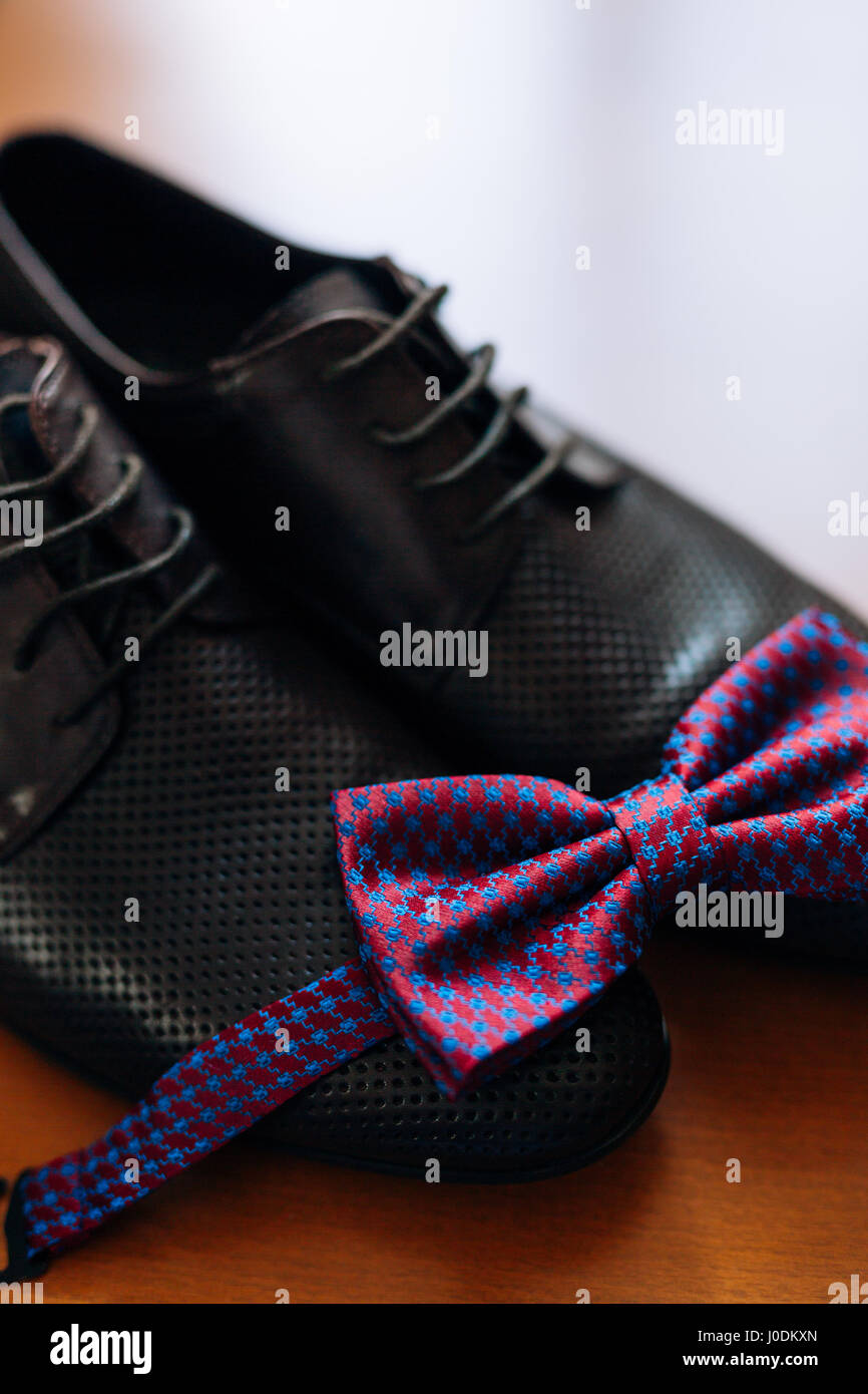 Men's shoes and bow tie. Wedding accessories Stock Photo - Alamy