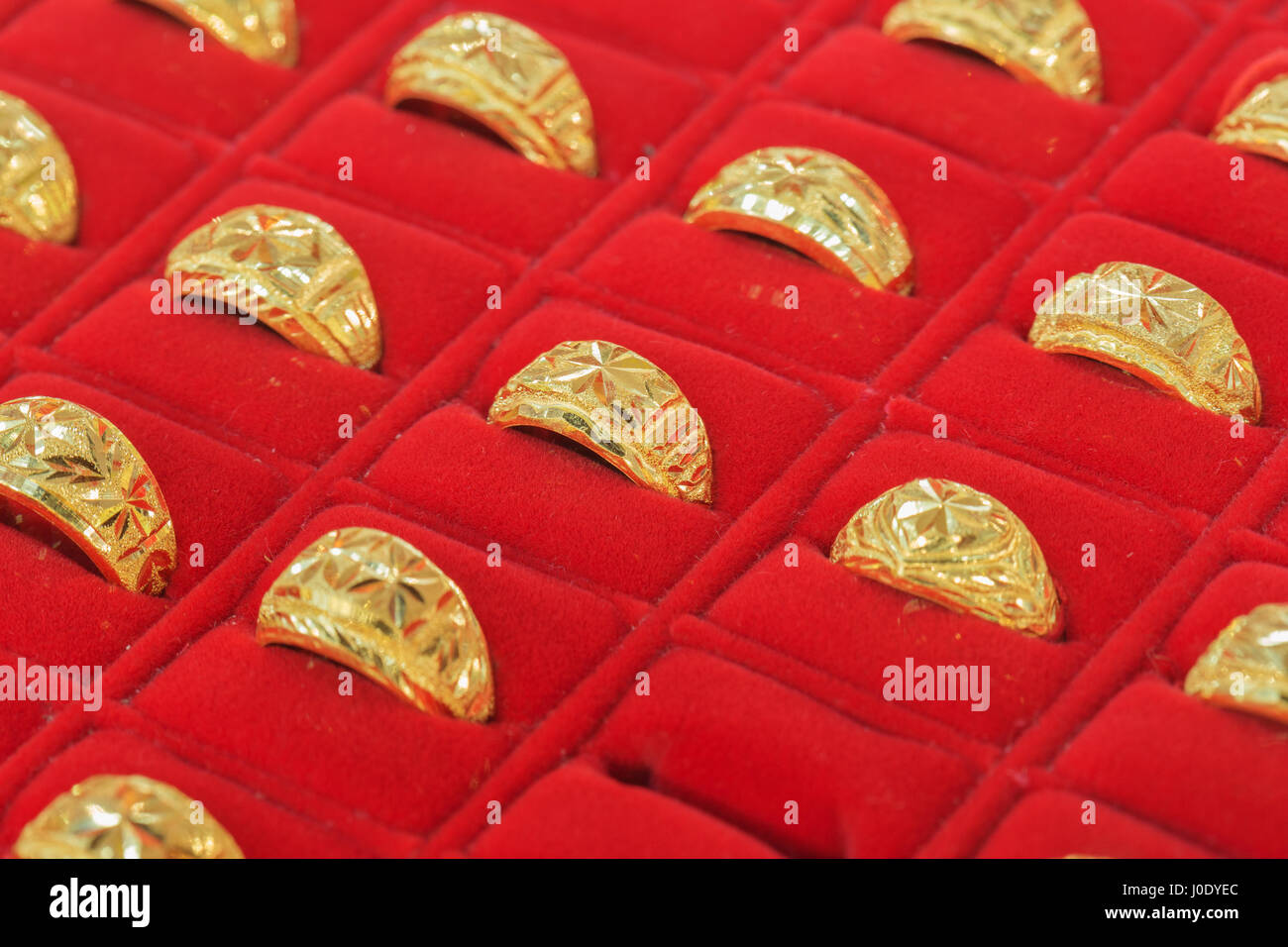 Gold jewellery showcase hi-res stock photography and images - Alamy