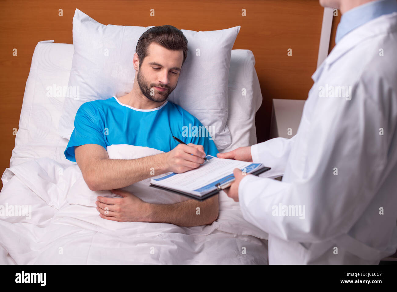 Doctor patient patient signing medical hi-res stock photography and ...