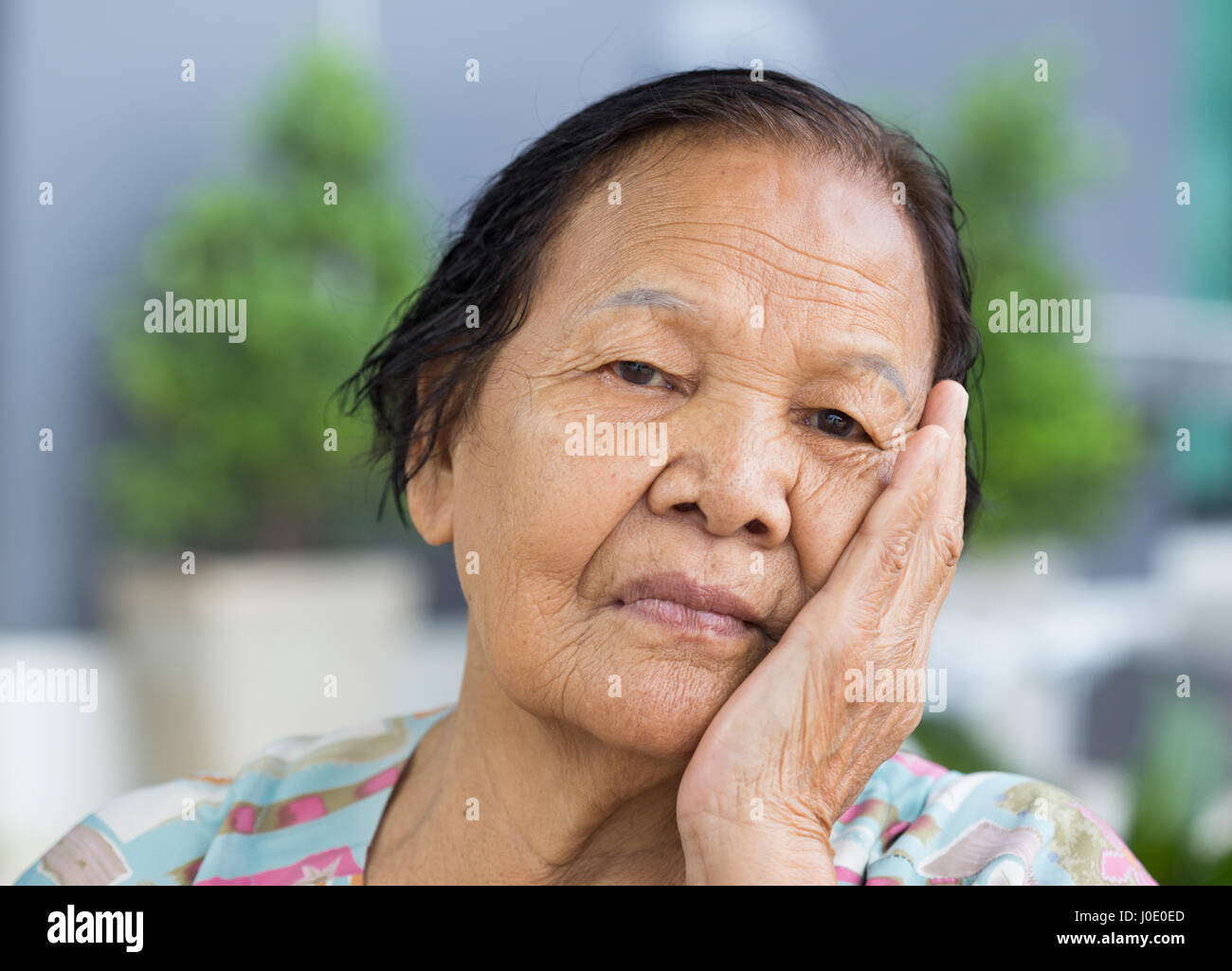 Asian elder woman sad hi-res stock photography and images - Alamy