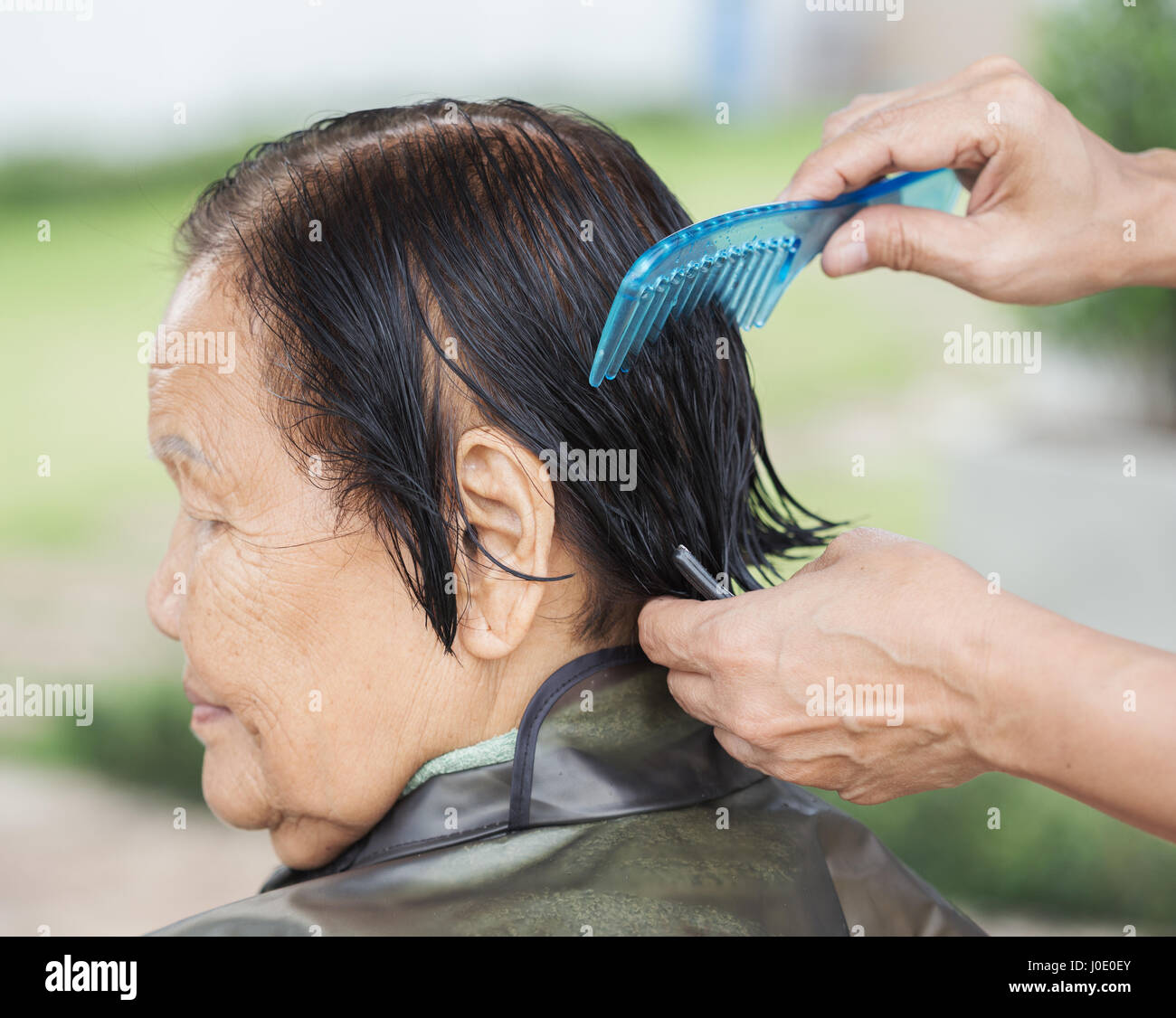 hand use comb to dressing the hair of a senior woman Stock Photo - Alamy