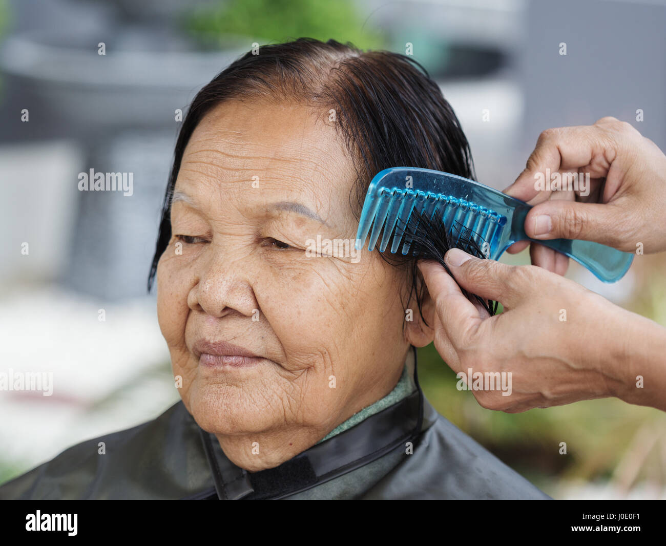 hand use comb to dressing the hair of a senior woman Stock Photo - Alamy