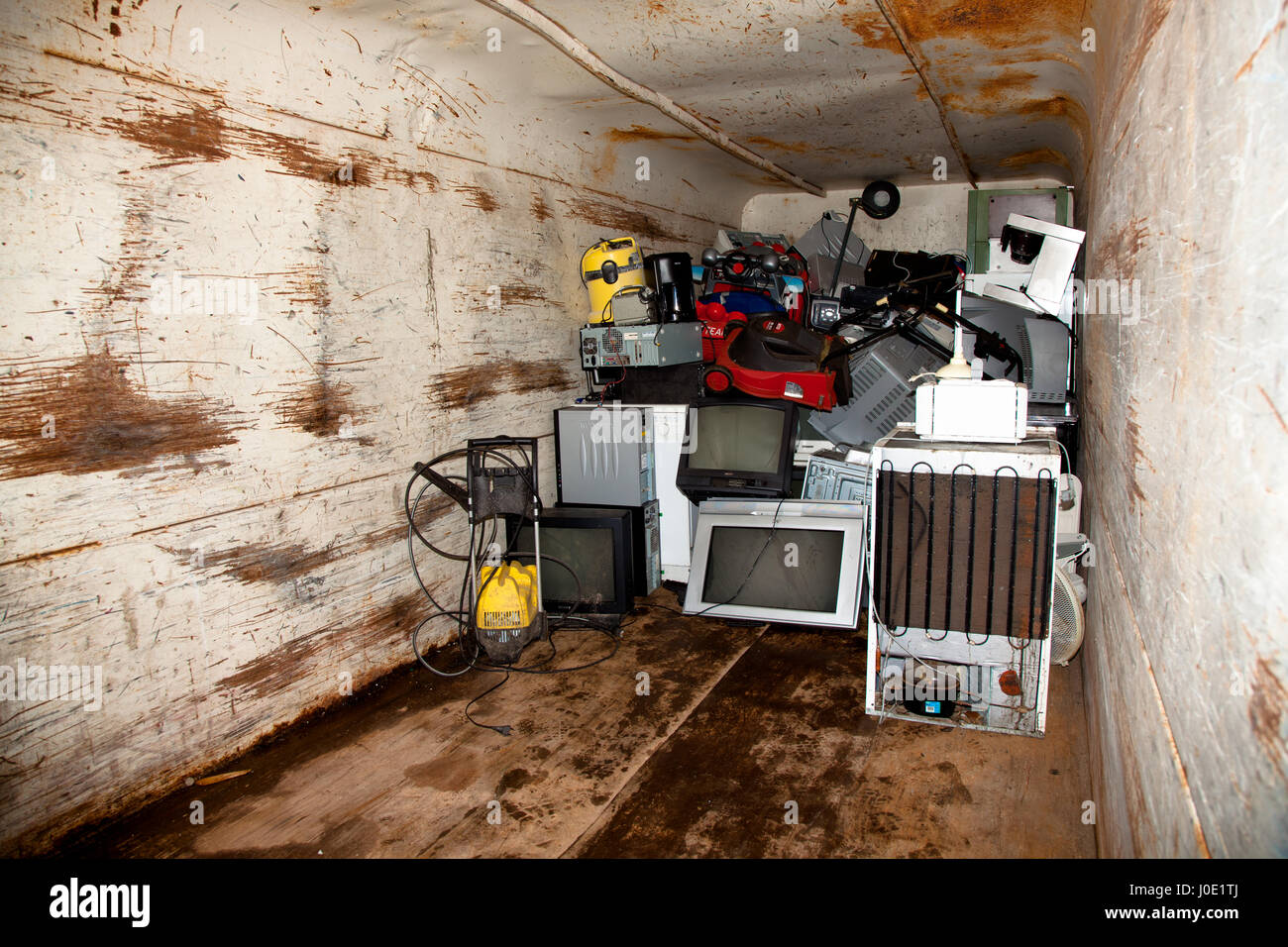 rest afval container in milieustraat Stock Photo - Alamy
