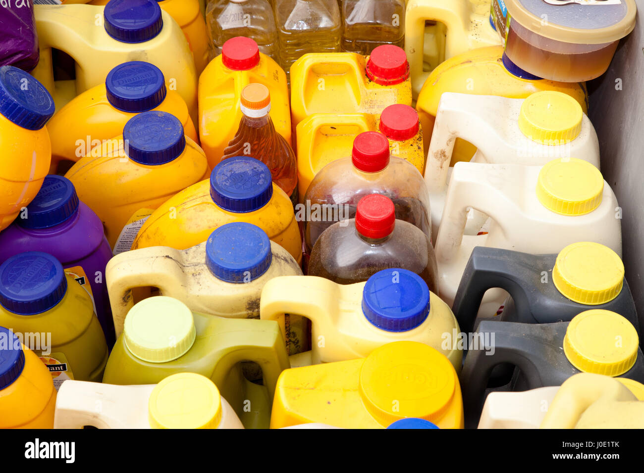 rest afval container in milieustraat Stock Photo - Alamy