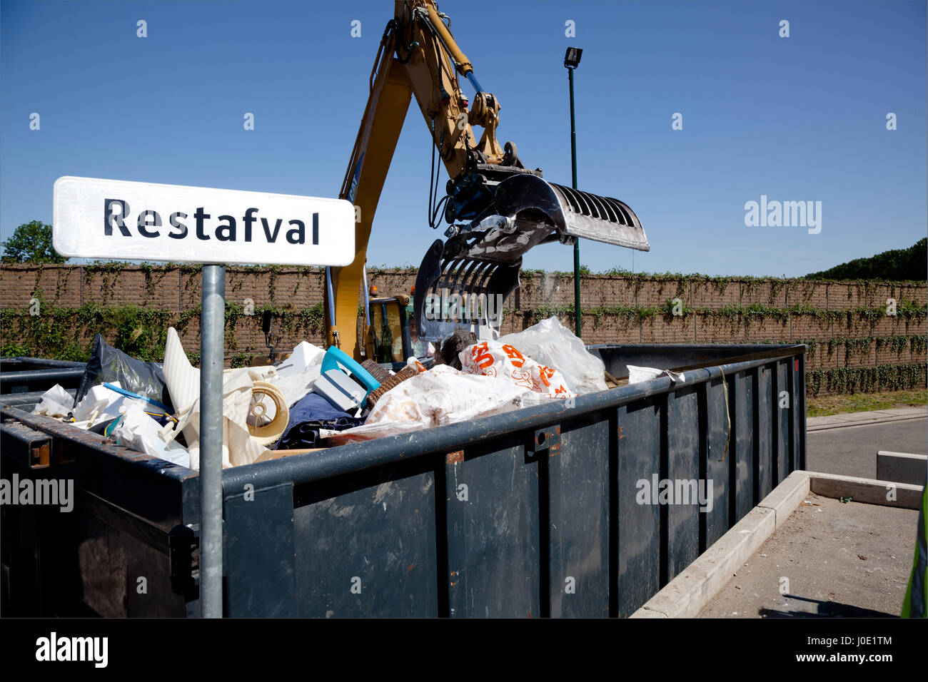 rest afval container in milieustraat Stock Photo - Alamy