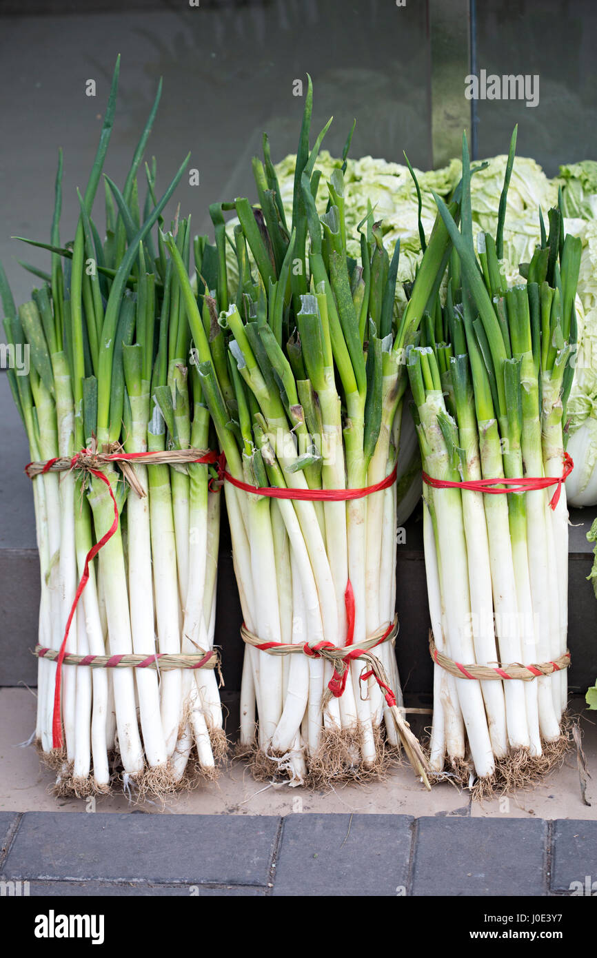 Leeks on the street market Stock Photo - Alamy